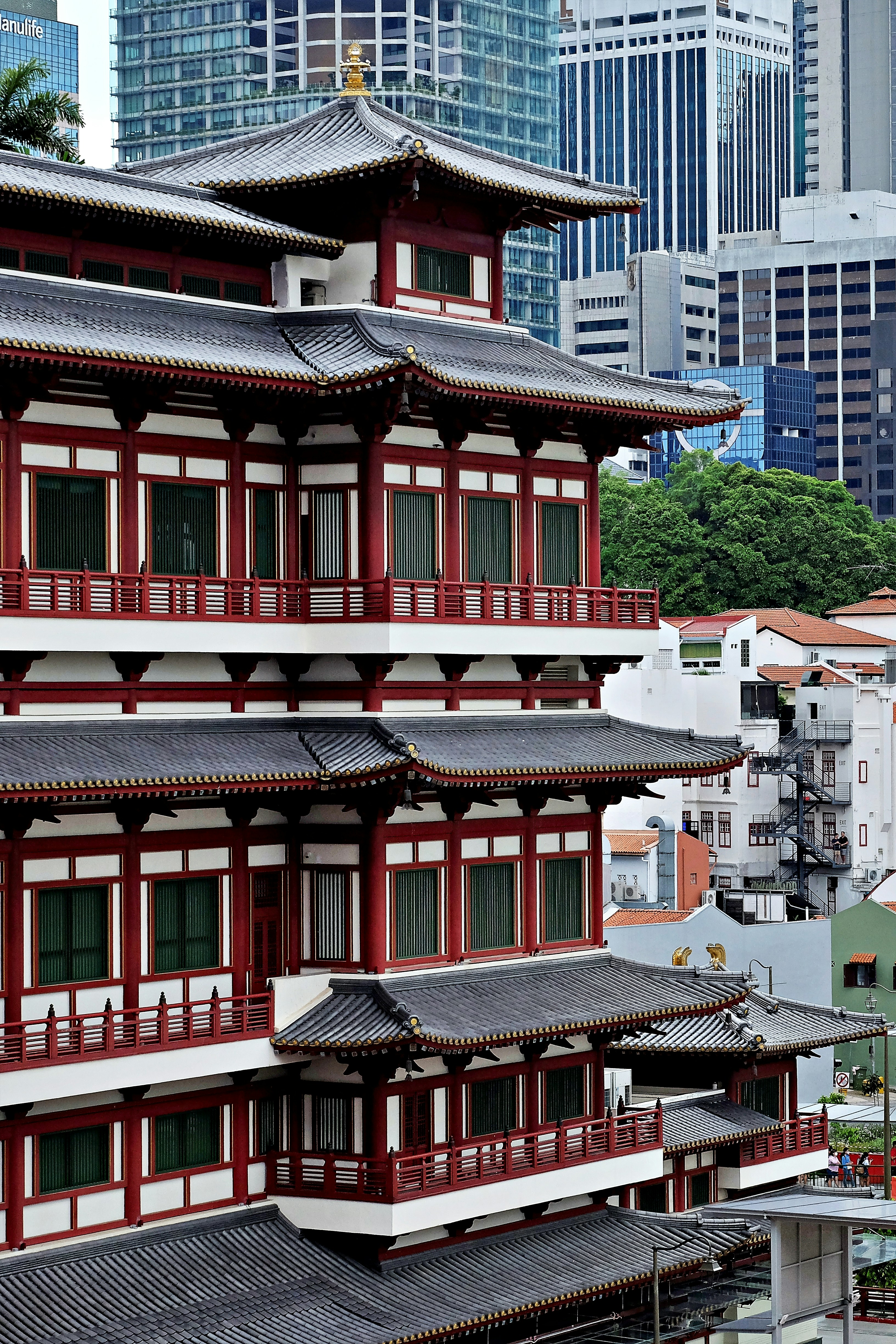 A building with a red roof photo – Free Windows Image on Unsplash