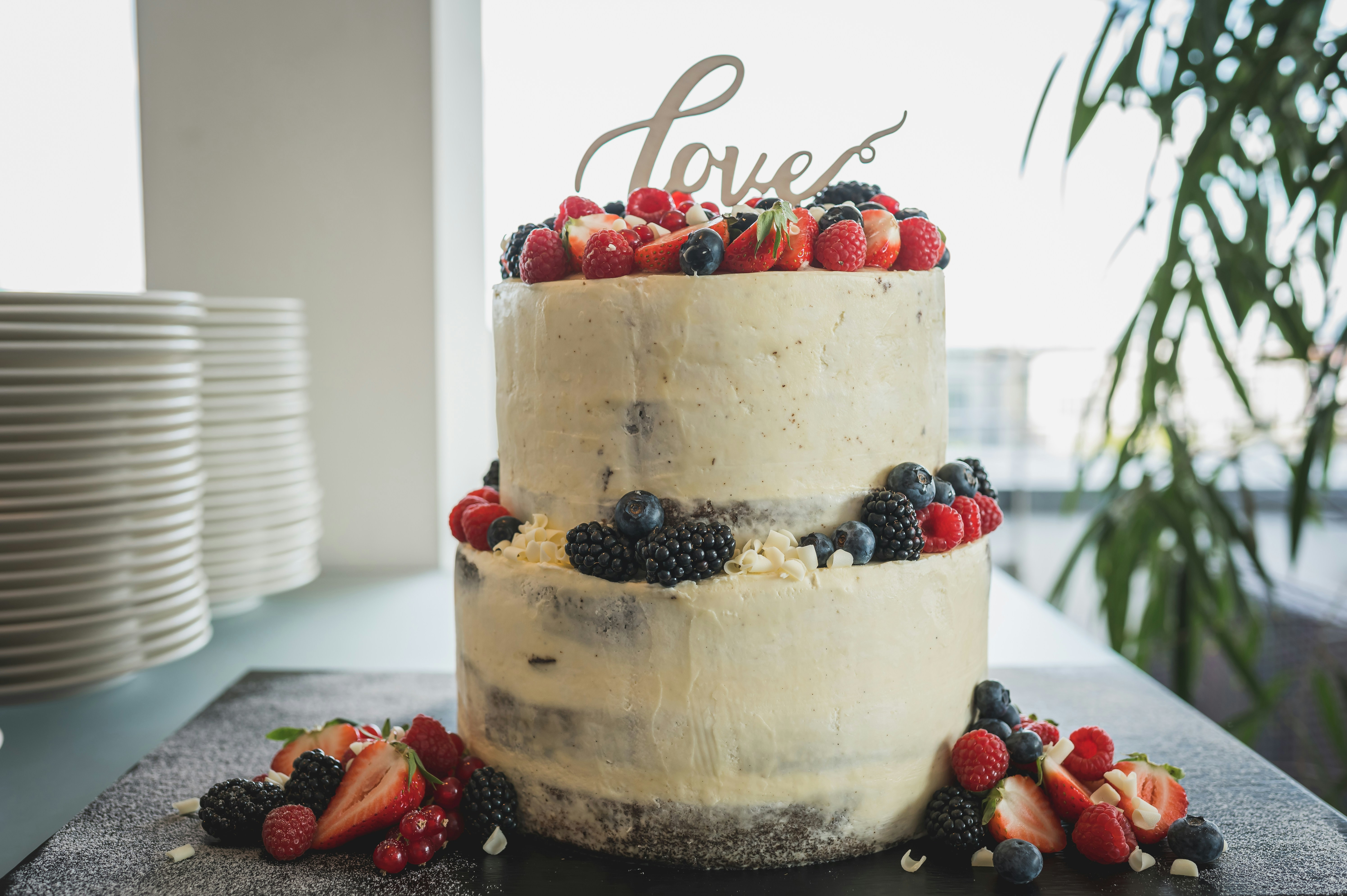 Wedding cake with Love. Please credit my website: https://hochzeitsfotograf-berlin-fotosvoneuch.de/