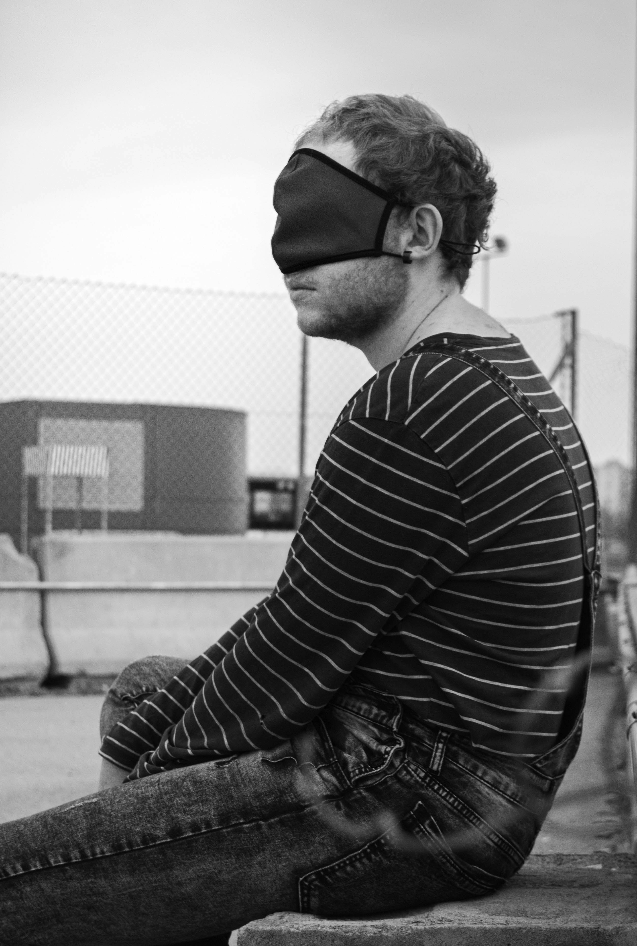 Une personne assise sur un banc photo – Photo Barcelone Gratuite sur ...