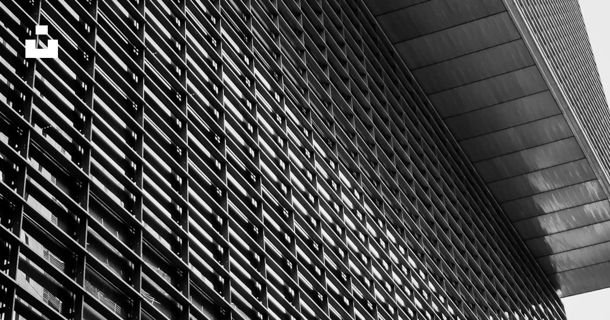 Un Edificio Alto Con Un Lado Curvo Foto Imagen De Barcelona Gratuita