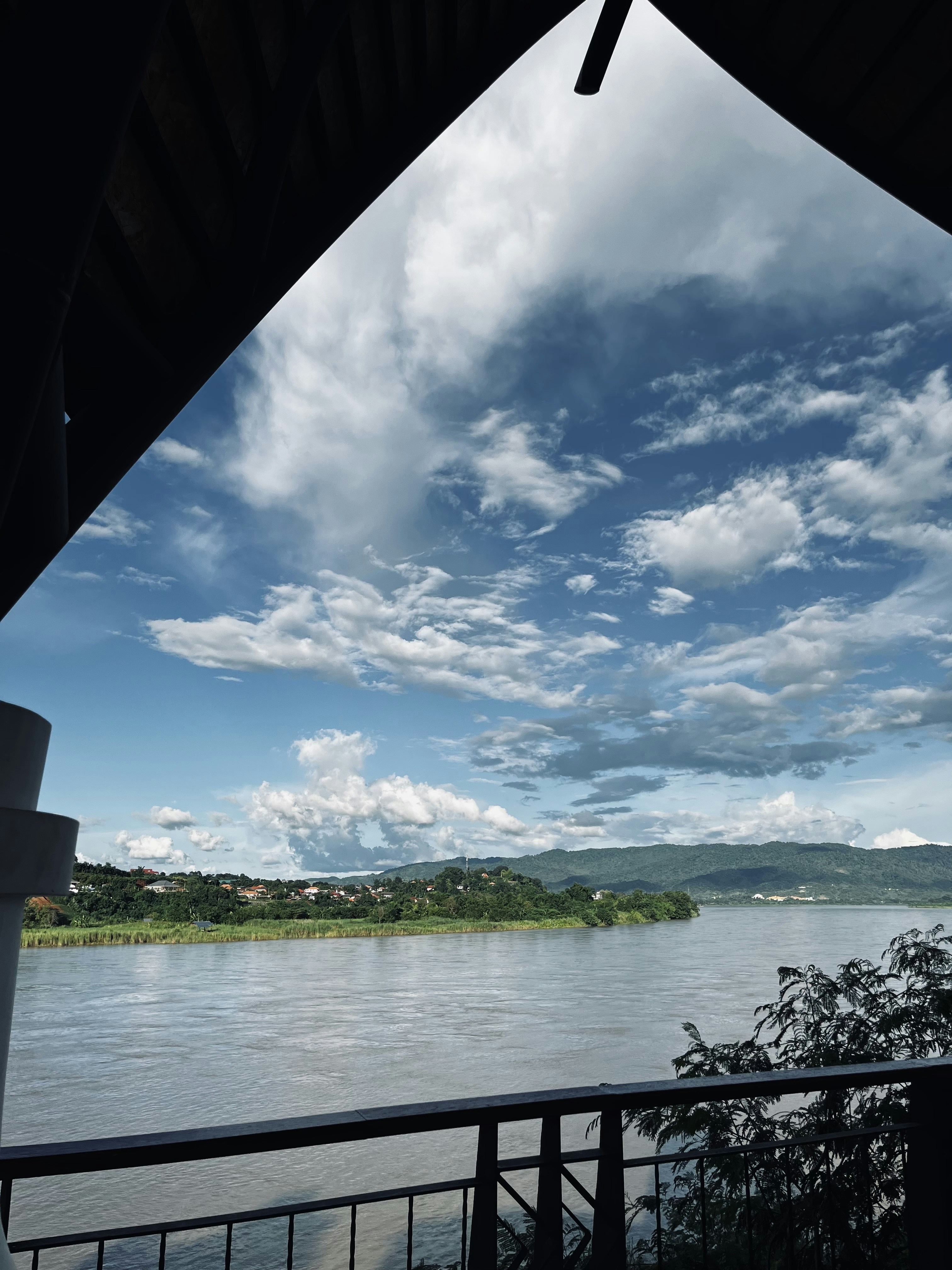 Une vue sur un lac et un terrain depuis un balcon photo – Photo Wiang ...