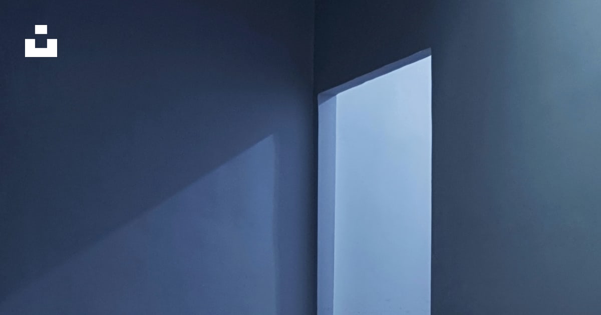 어두운 방의 하얀 문 사진 Unsplash의 무료 모로코 이미지