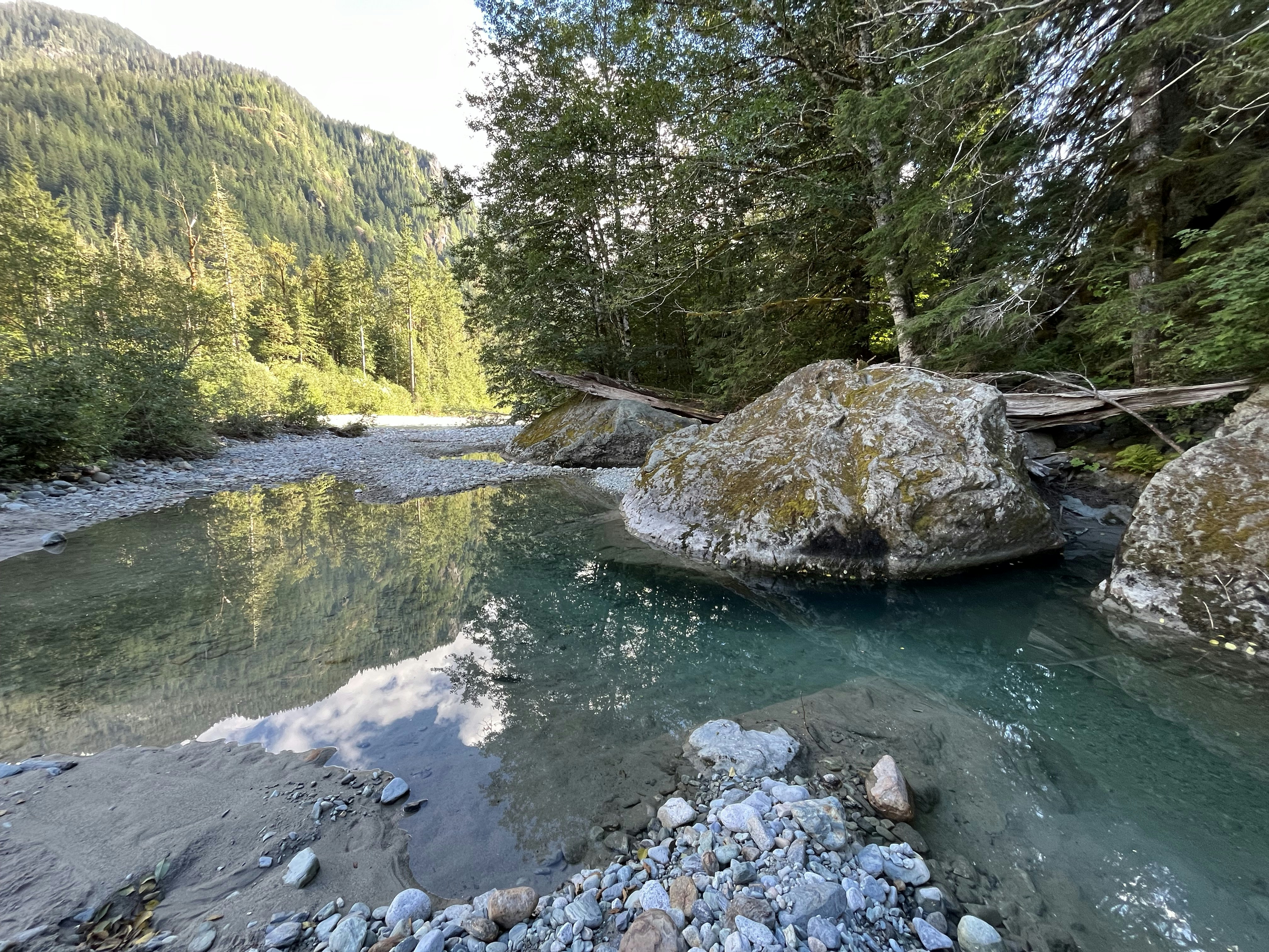 Une rivière avec des rochers et des arbres photo – Photo Lac boulanger ...