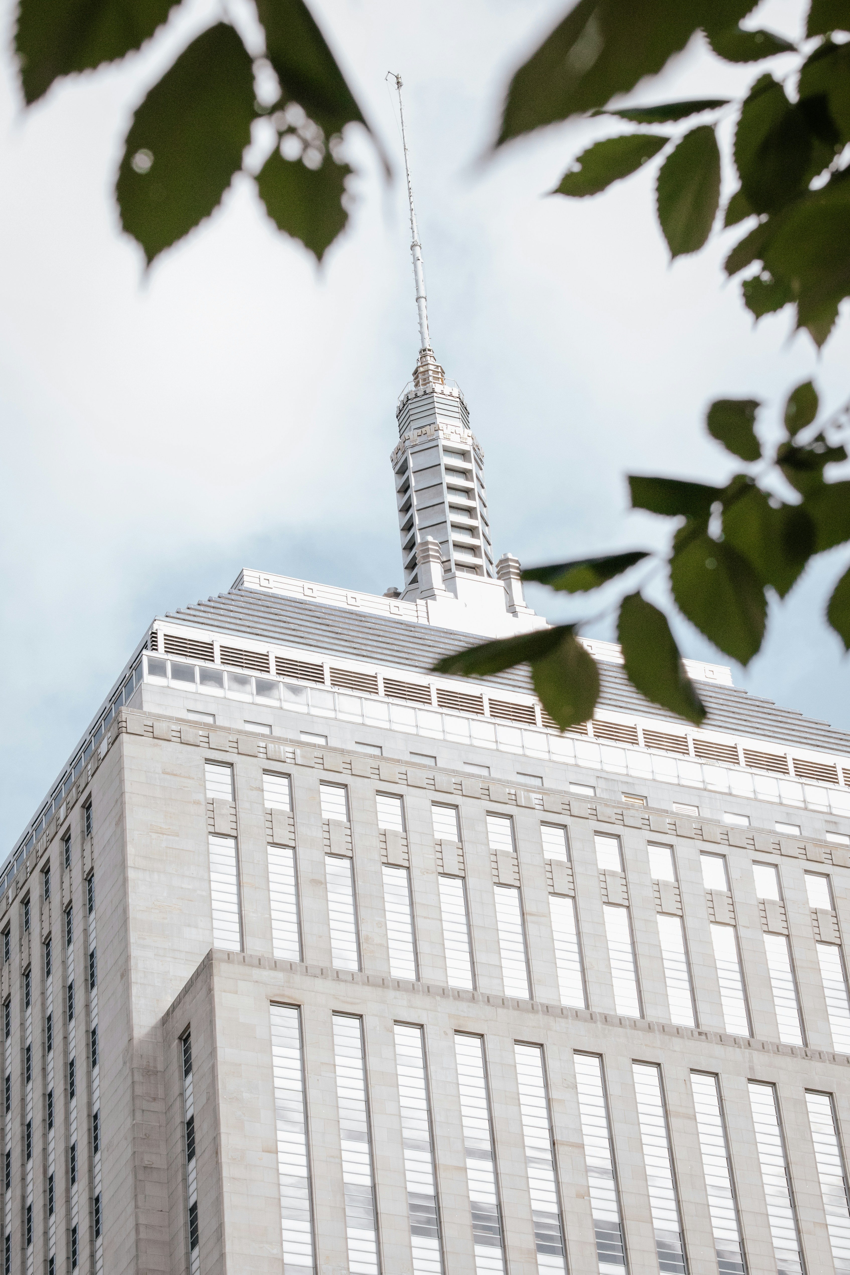 Un grand bâtiment avec une tour photo – Photo Imeuble Gratuite sur Unsplash