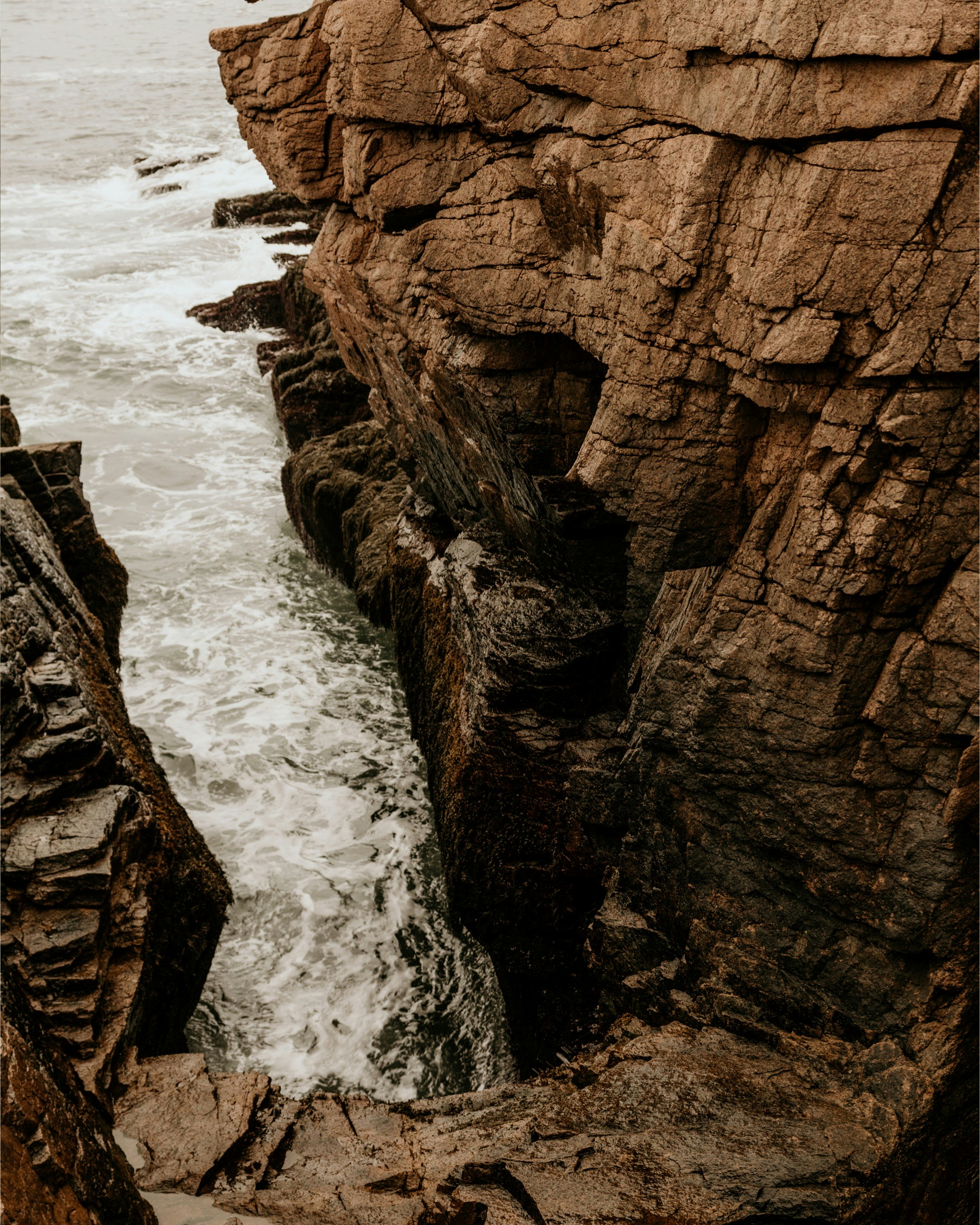 Foto zum Thema Eine felsige Klippe neben dem Meer – Kostenloses Bild ...