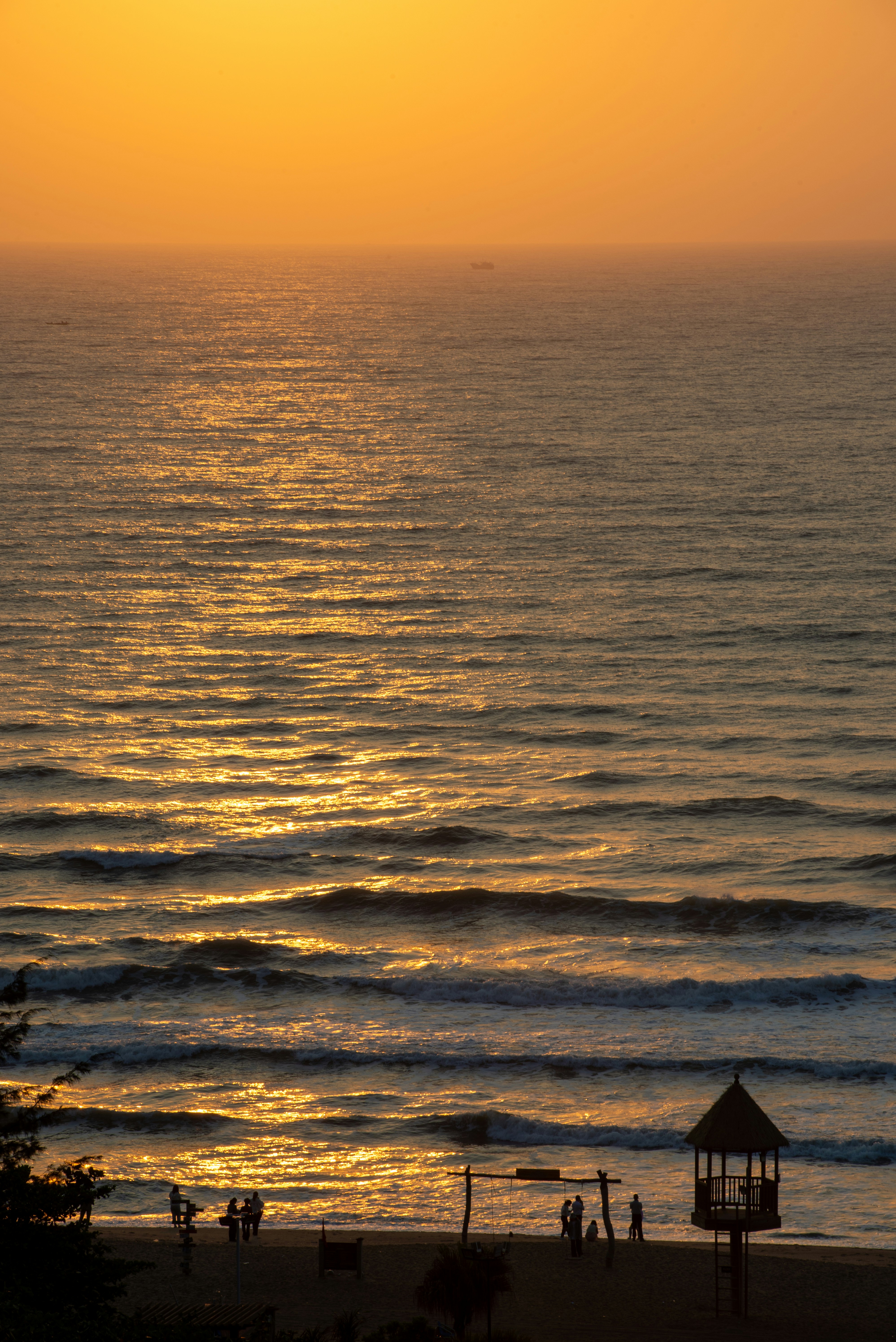 A beach with a body of water in the background photo – Free Huidong ...