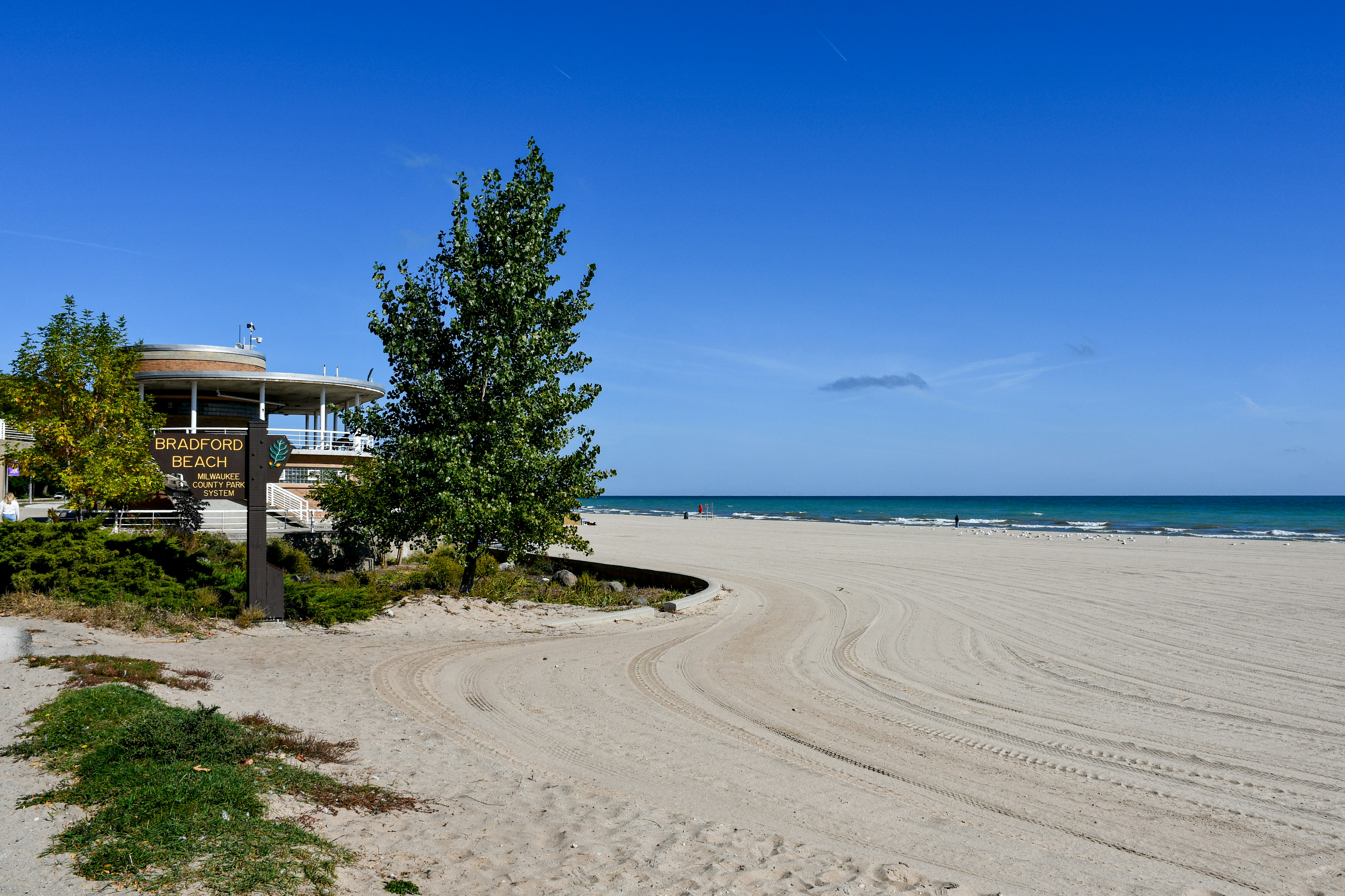 Seaside Serenity with Modern Architecture
