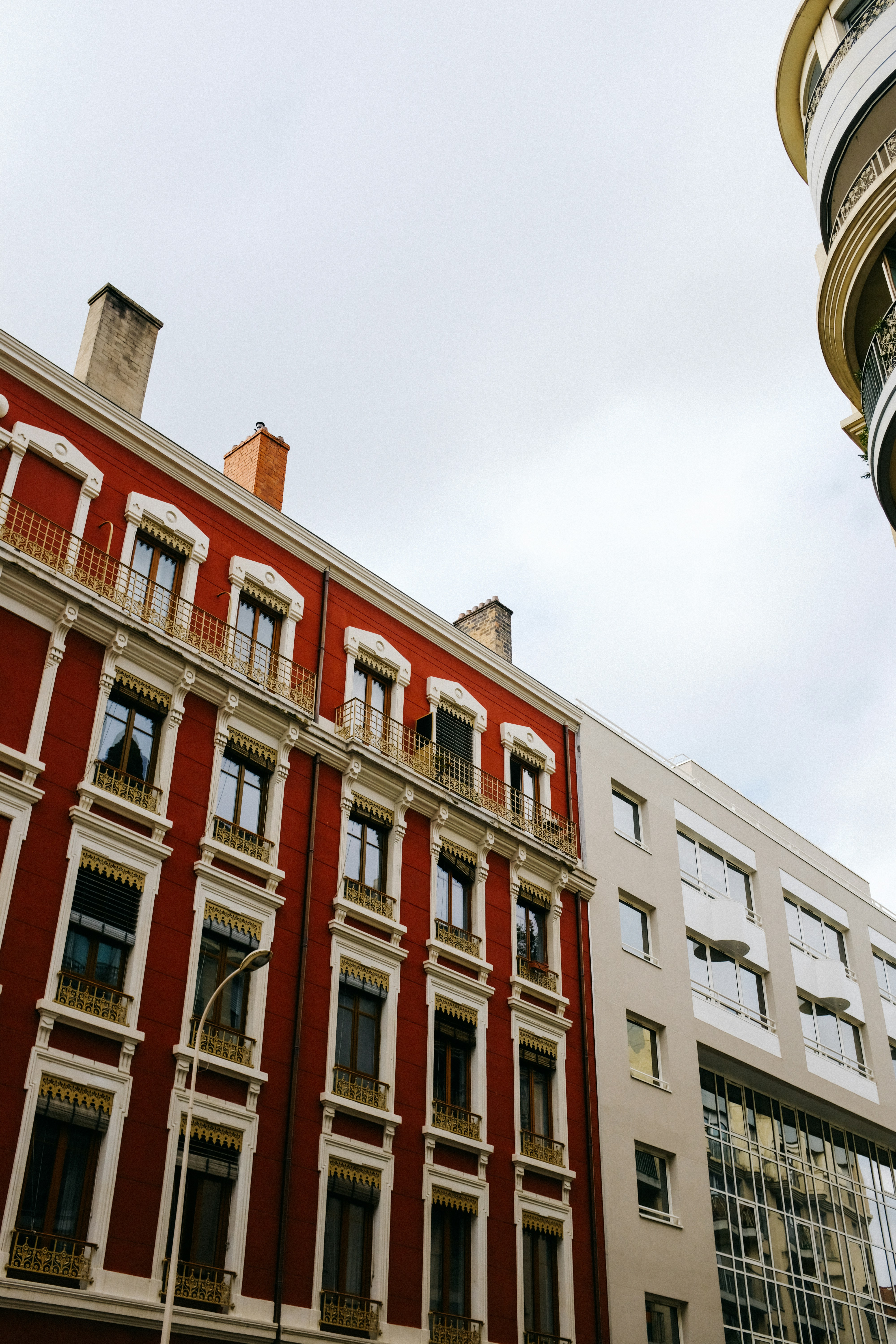 Un bâtiment au toit rouge photo – Image gratuite de Urbain sur Unsplash