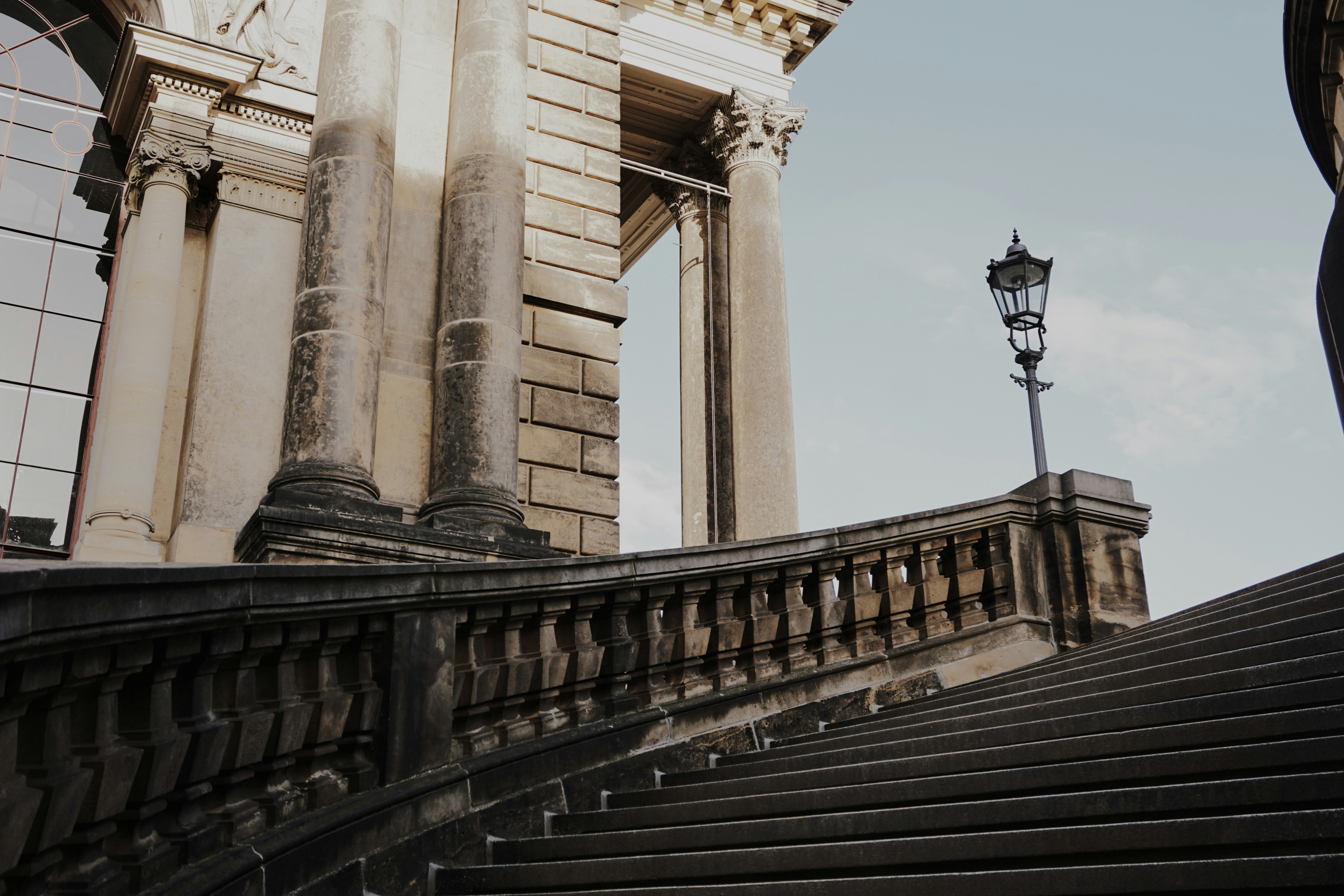 A building with pillars photo – Free Building Image on Unsplash