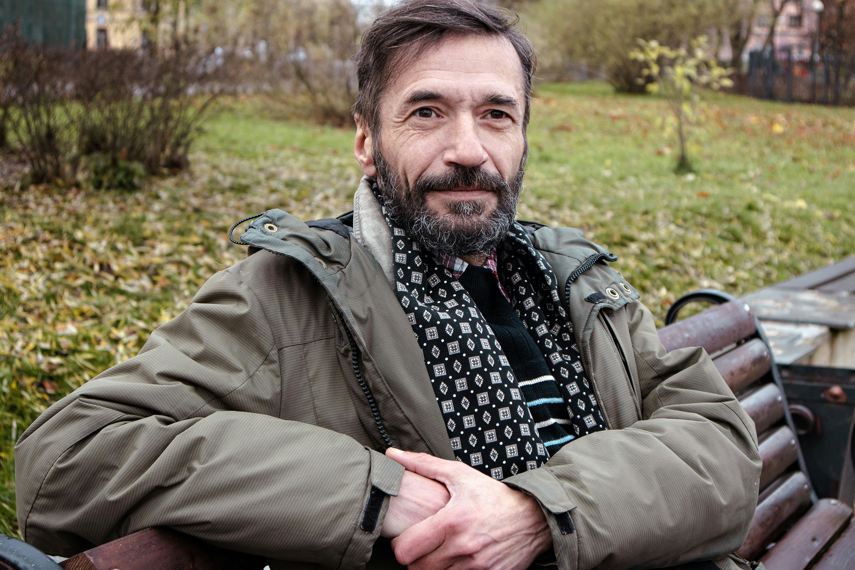 Un homme assis sur un banc photo – Photo Manteau Gratuite sur Unsplash