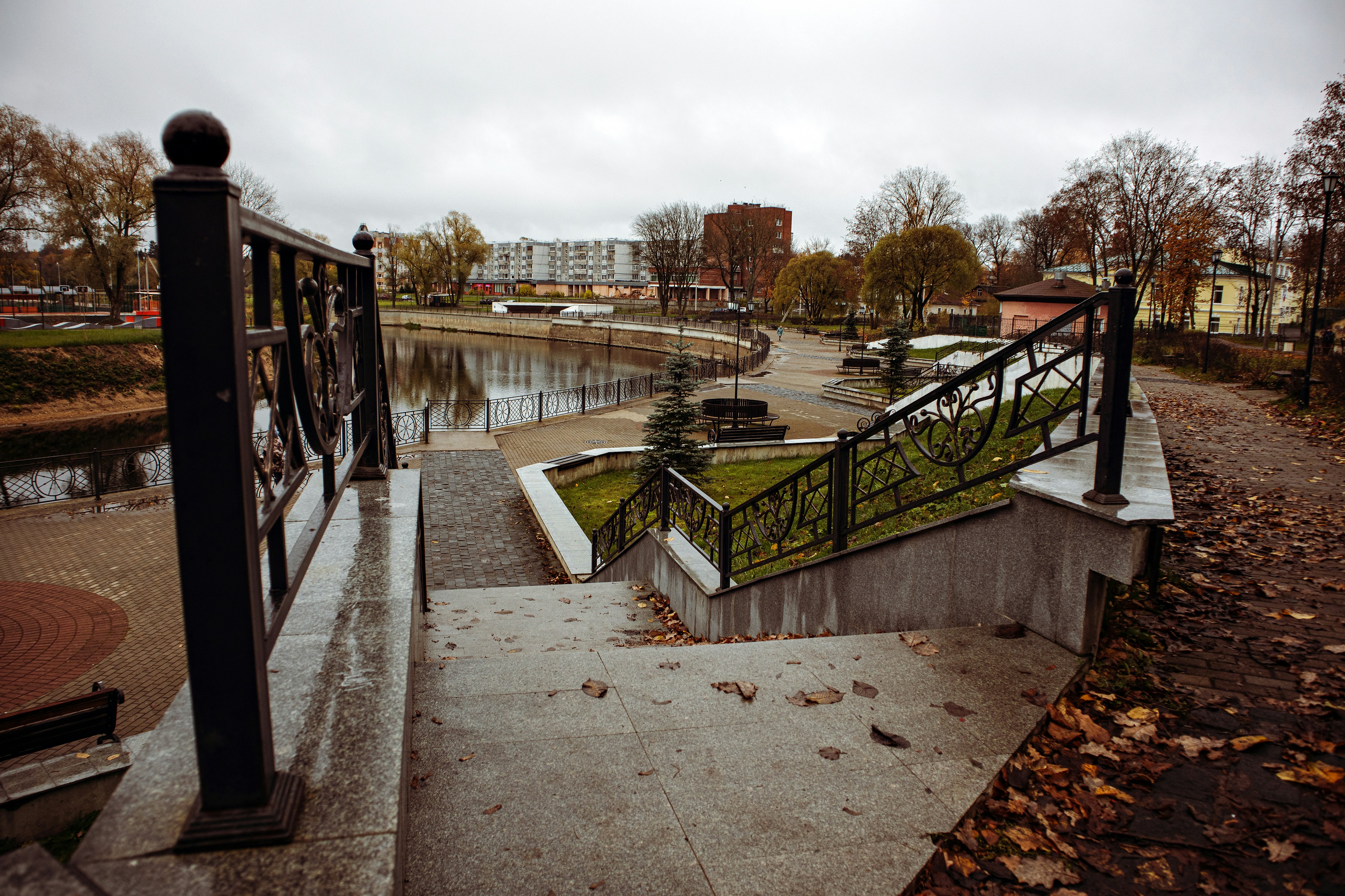 A bridge over a river photo – Free Railing Image on Unsplash