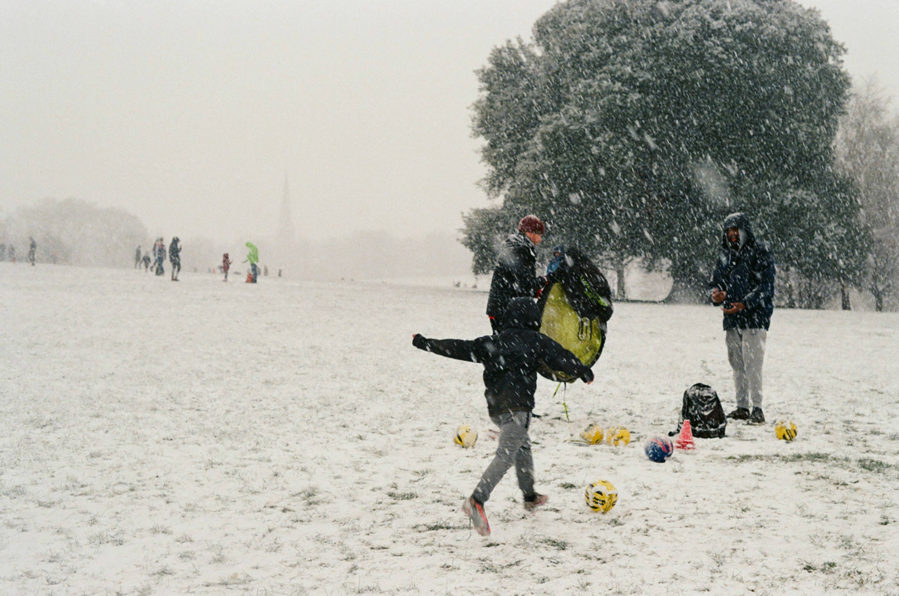 Un grupo de personas juega en la nieve foto – Imagen de Parque ...