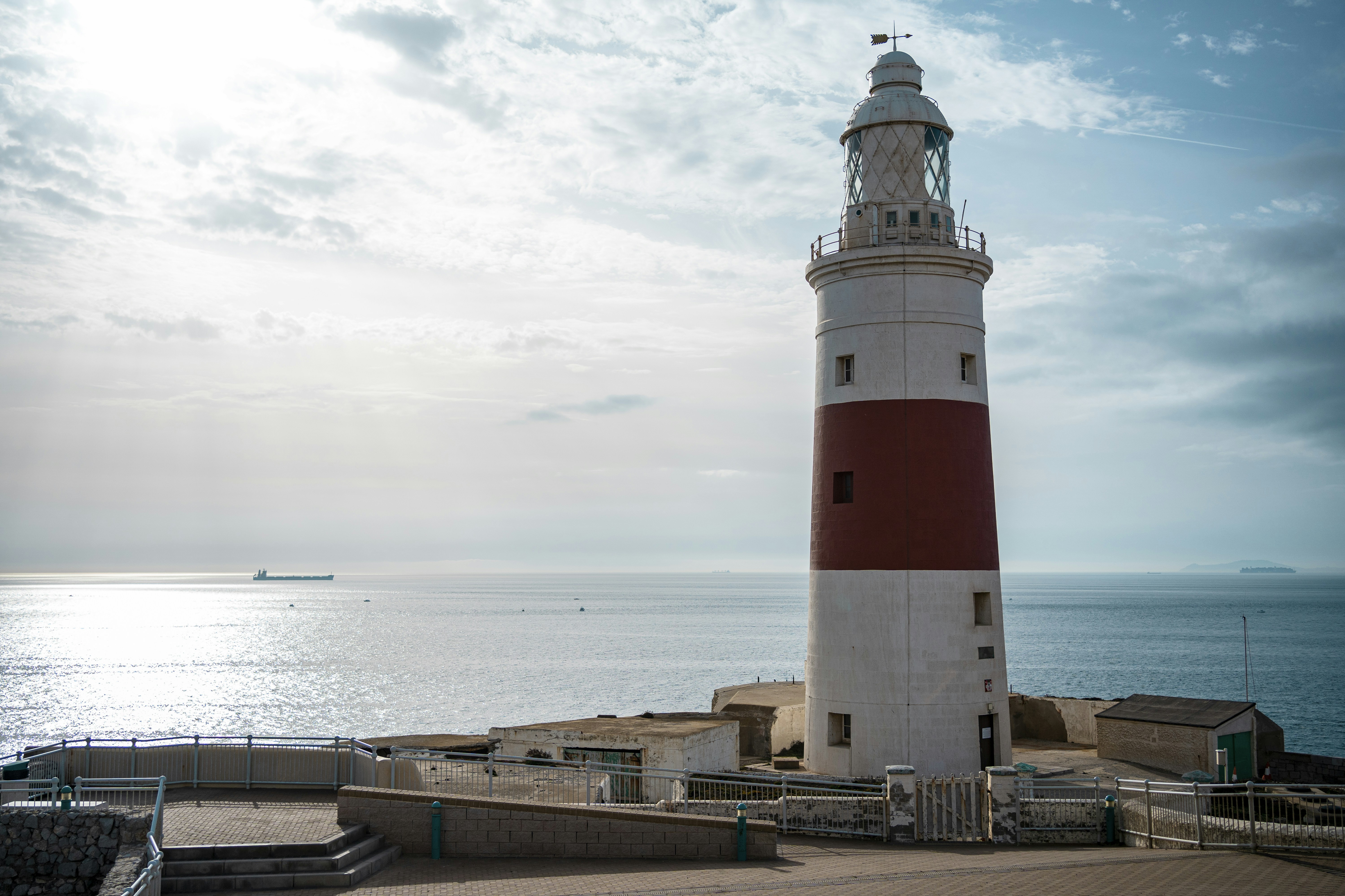 Foto Un faro en un muelle – Imagen Faro gratis en Unsplash