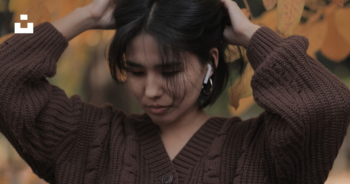 Foto Una Mujer Parada Debajo De Un árbol Imagen Almaty Gratis En Unsplash