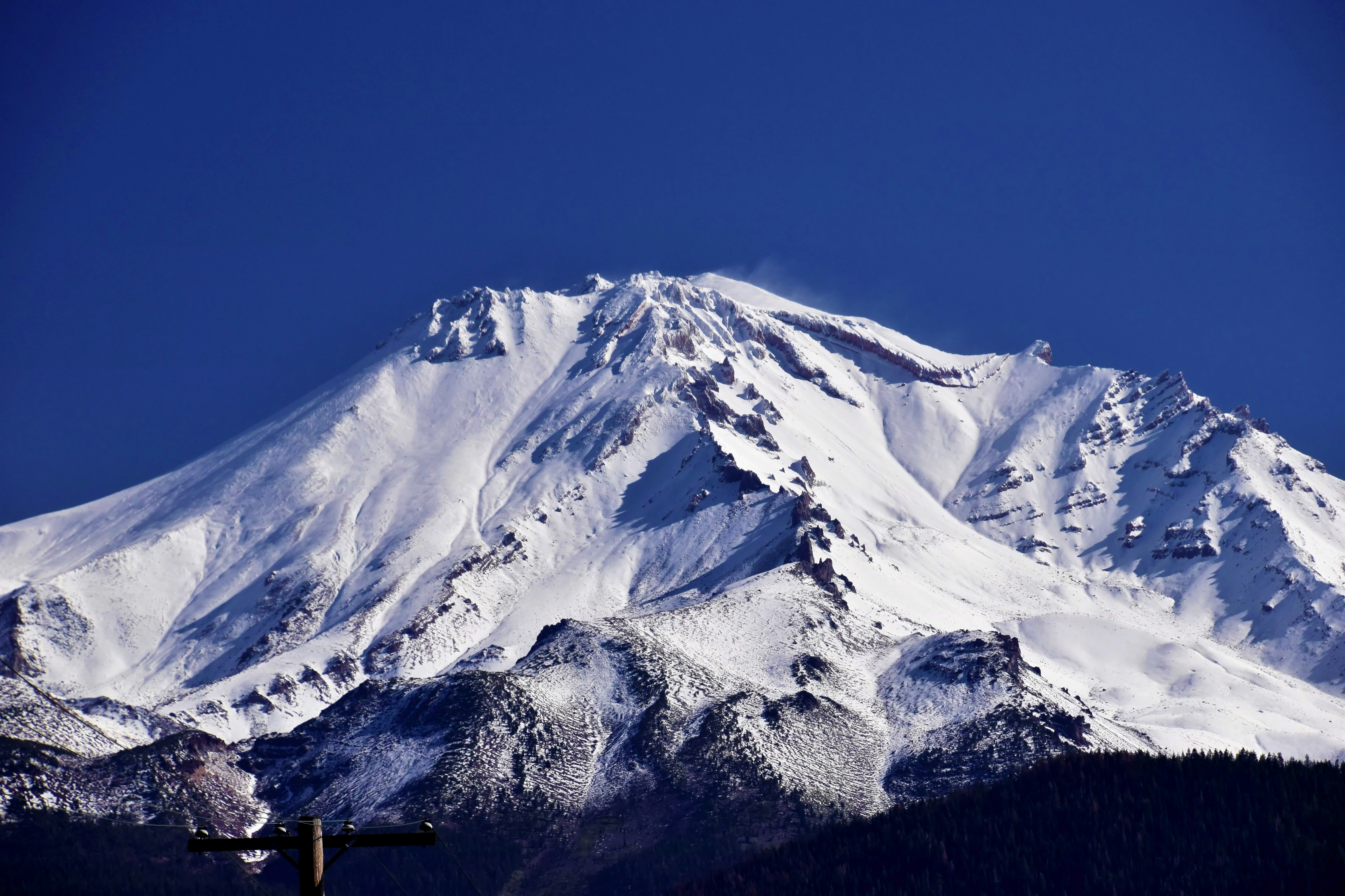 A mountain covered in snow photo – Free Mount shasta Image on Unsplash