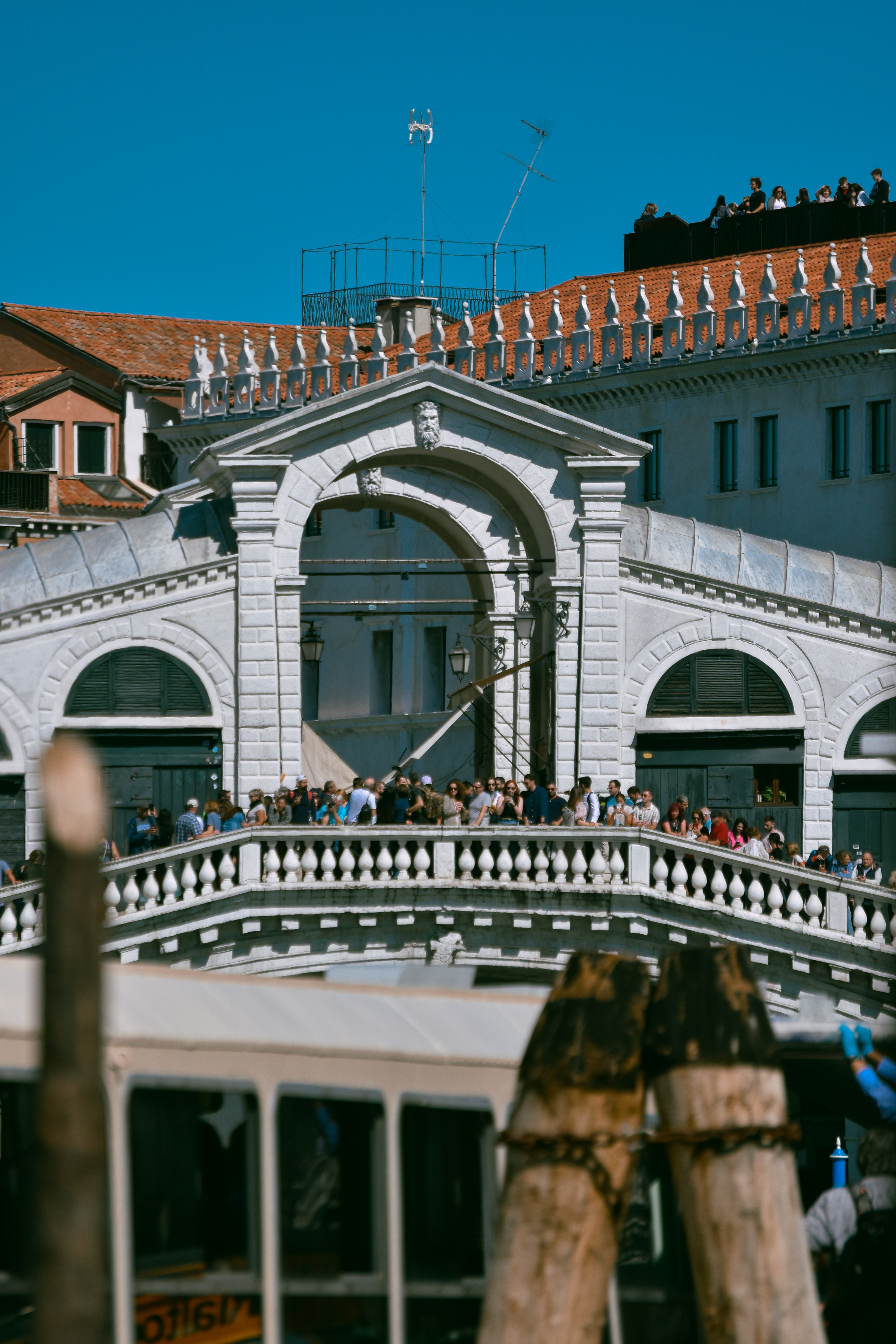 A large group of people outside a building photo – Free Venezia Image ...