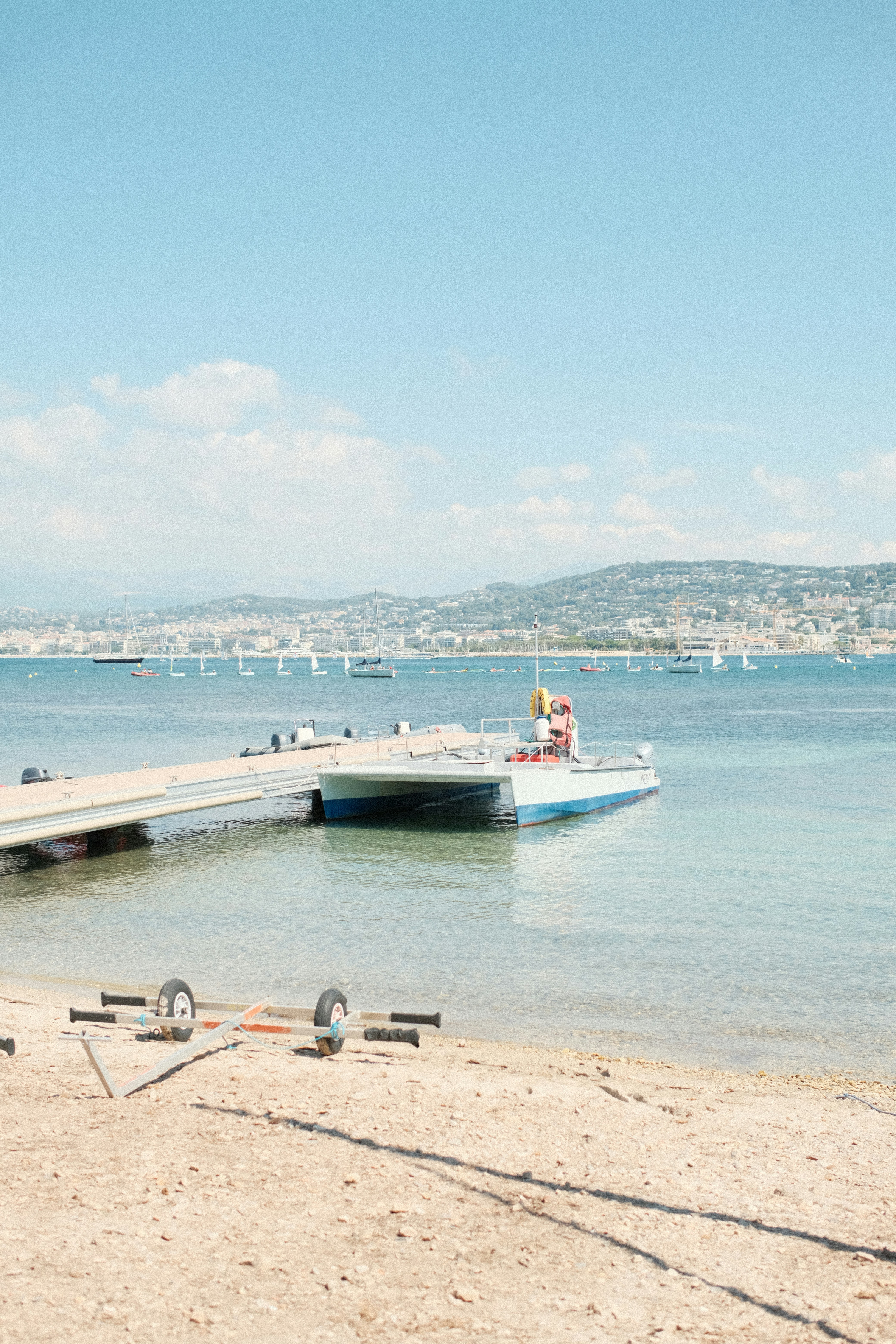 Sunlit Marina Drift: Boats at the Shore Under a Clear Sky