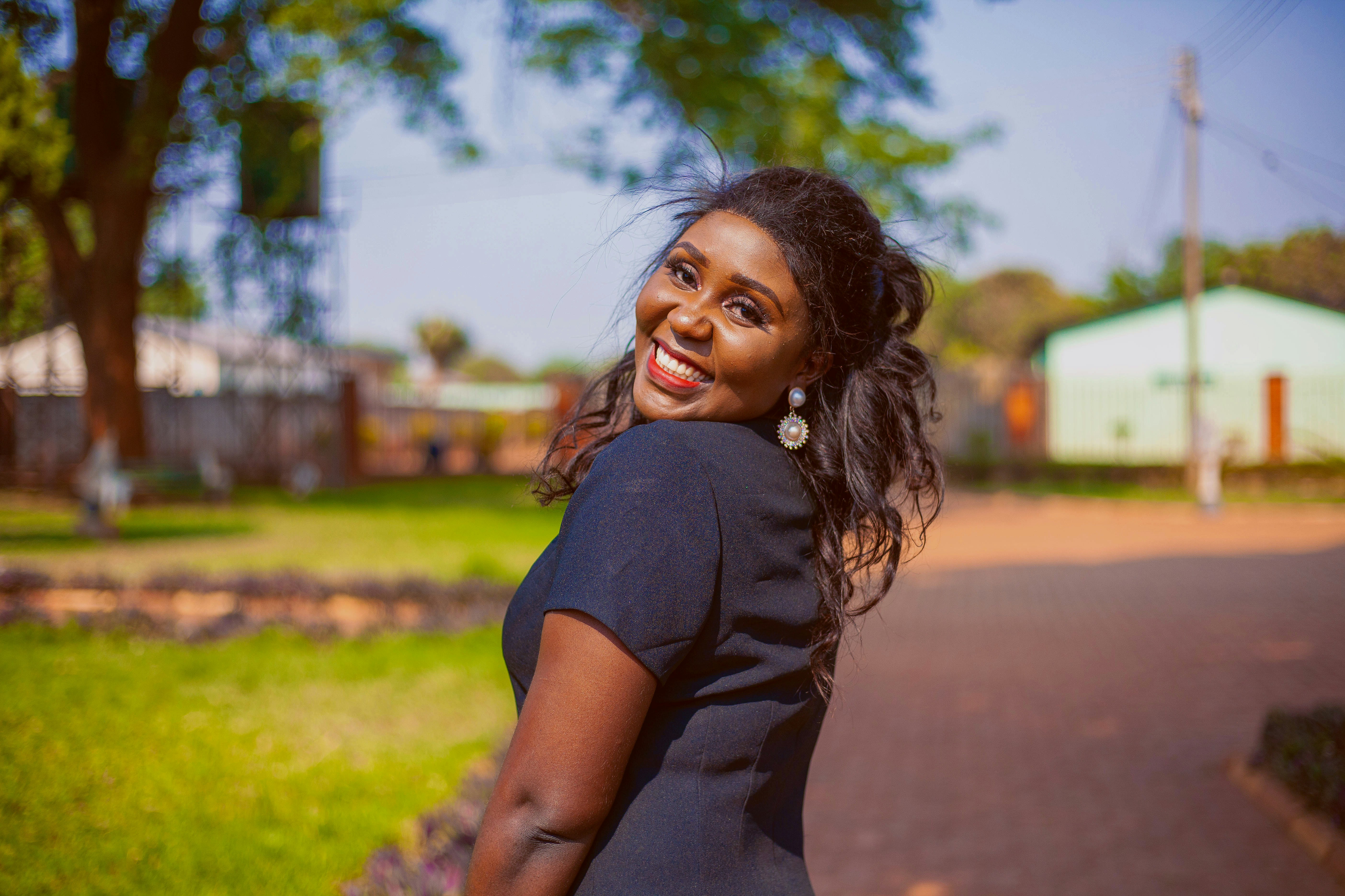 Une personne souriante à l’extérieur photo – Photo Le sourire Gratuite ...