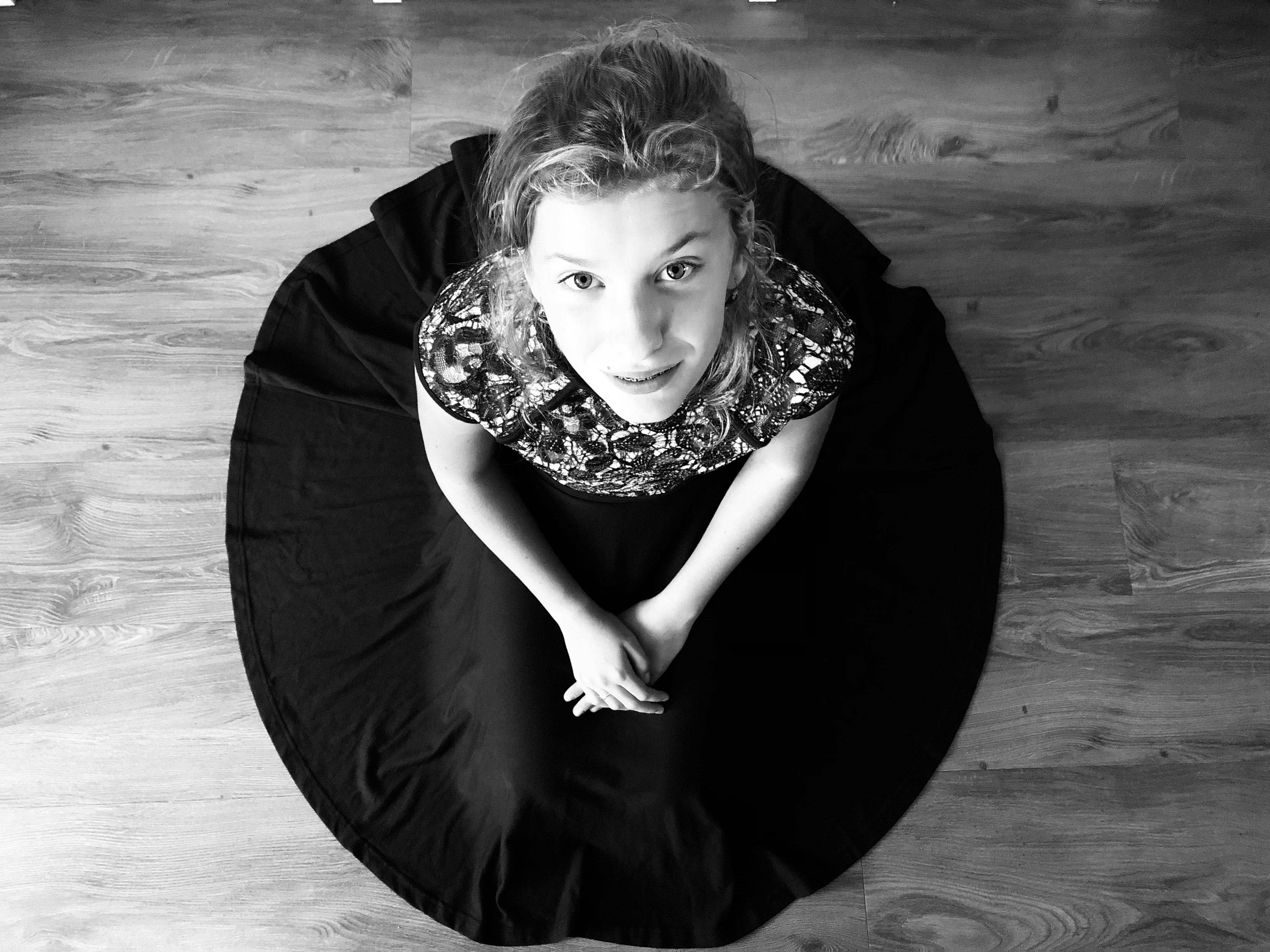 A person wearing a black dress photo – Free Woman Image on Unsplash