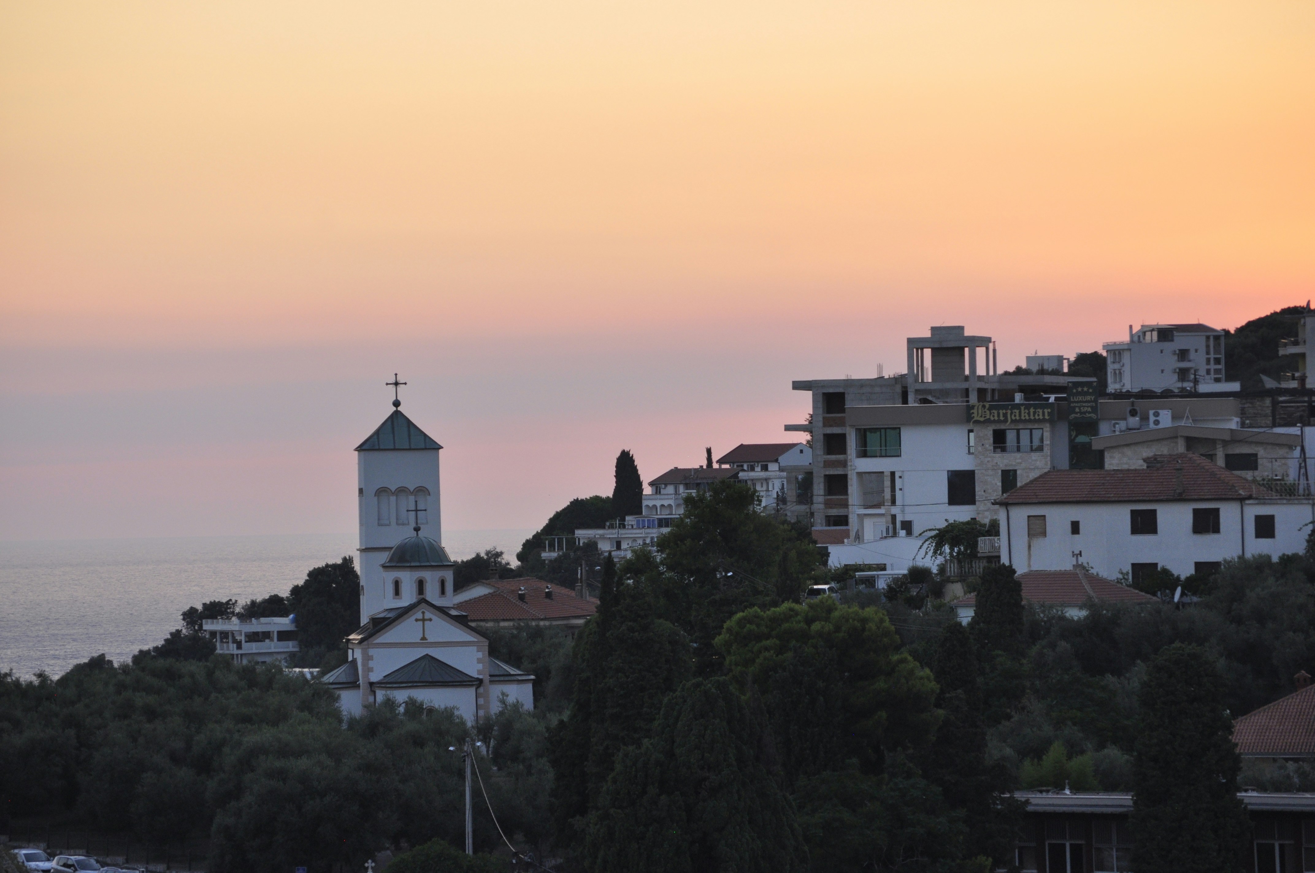 Foto Un grupo de edificios junto al agua – Imagen Paisaje urbano gratis ...