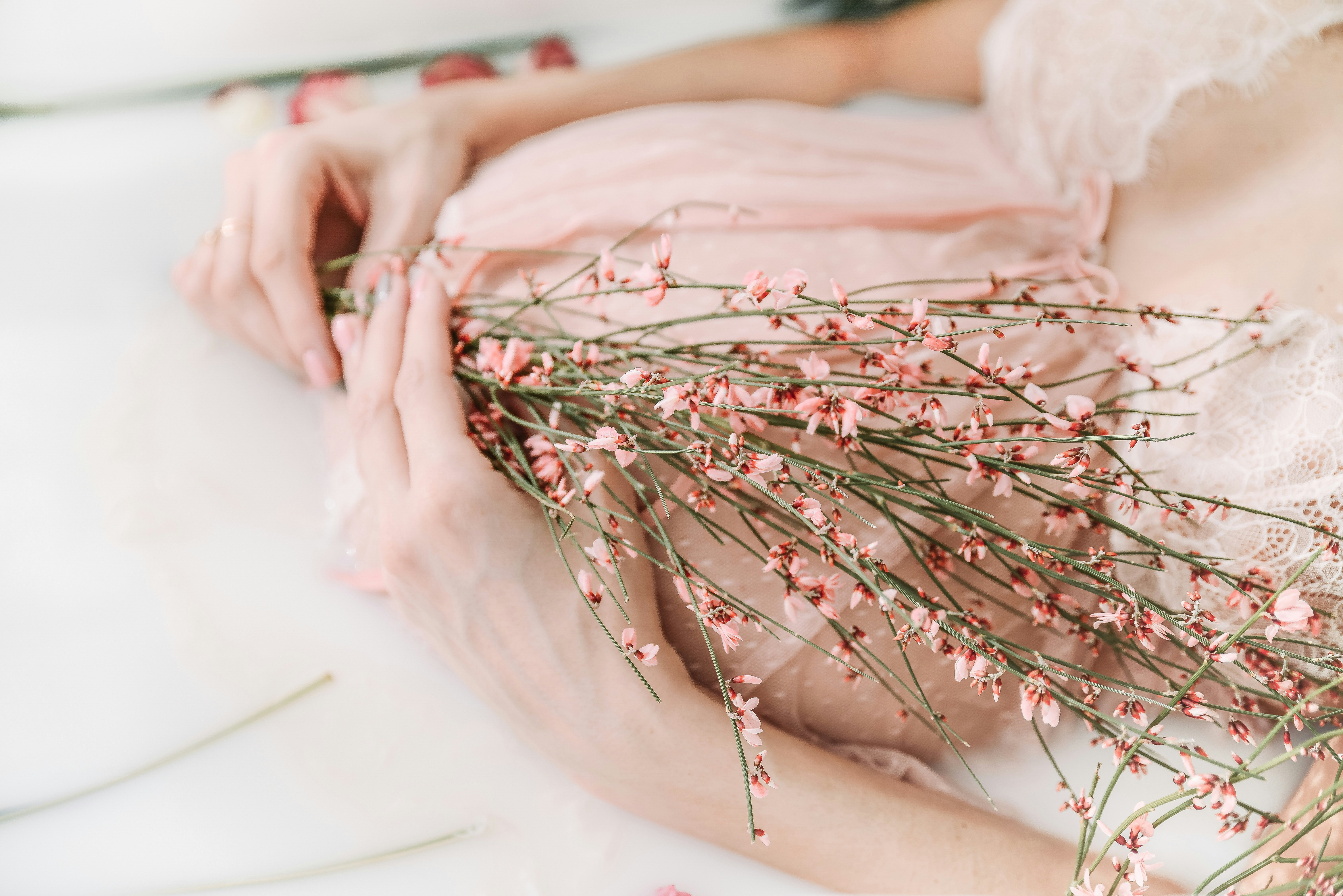 Les pieds d’un bébé avec des fleurs roses photo – Photo Adulte Gratuite ...