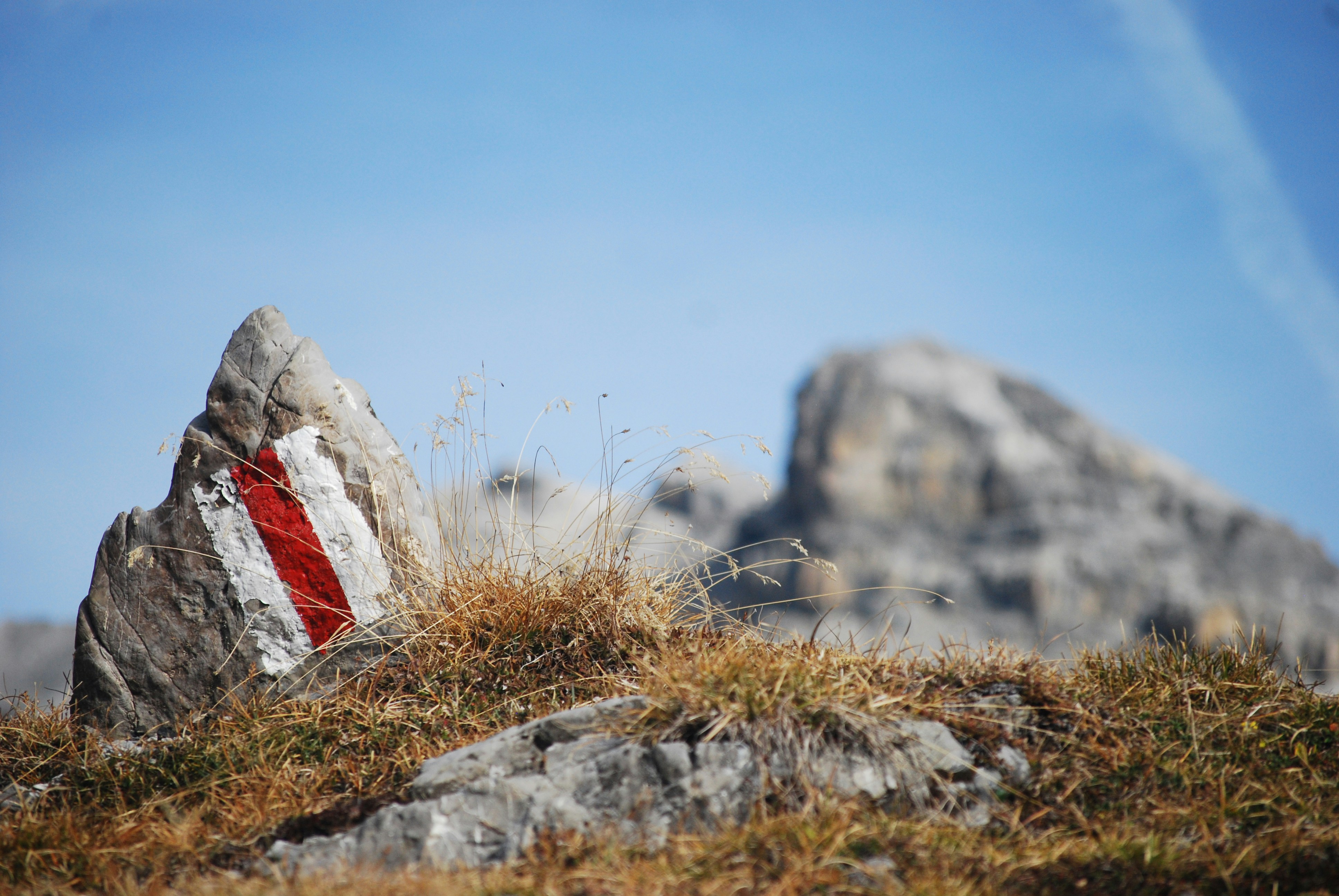 Una roca con una bandera en ella foto – Imagen de Amselflue gratuita en ...