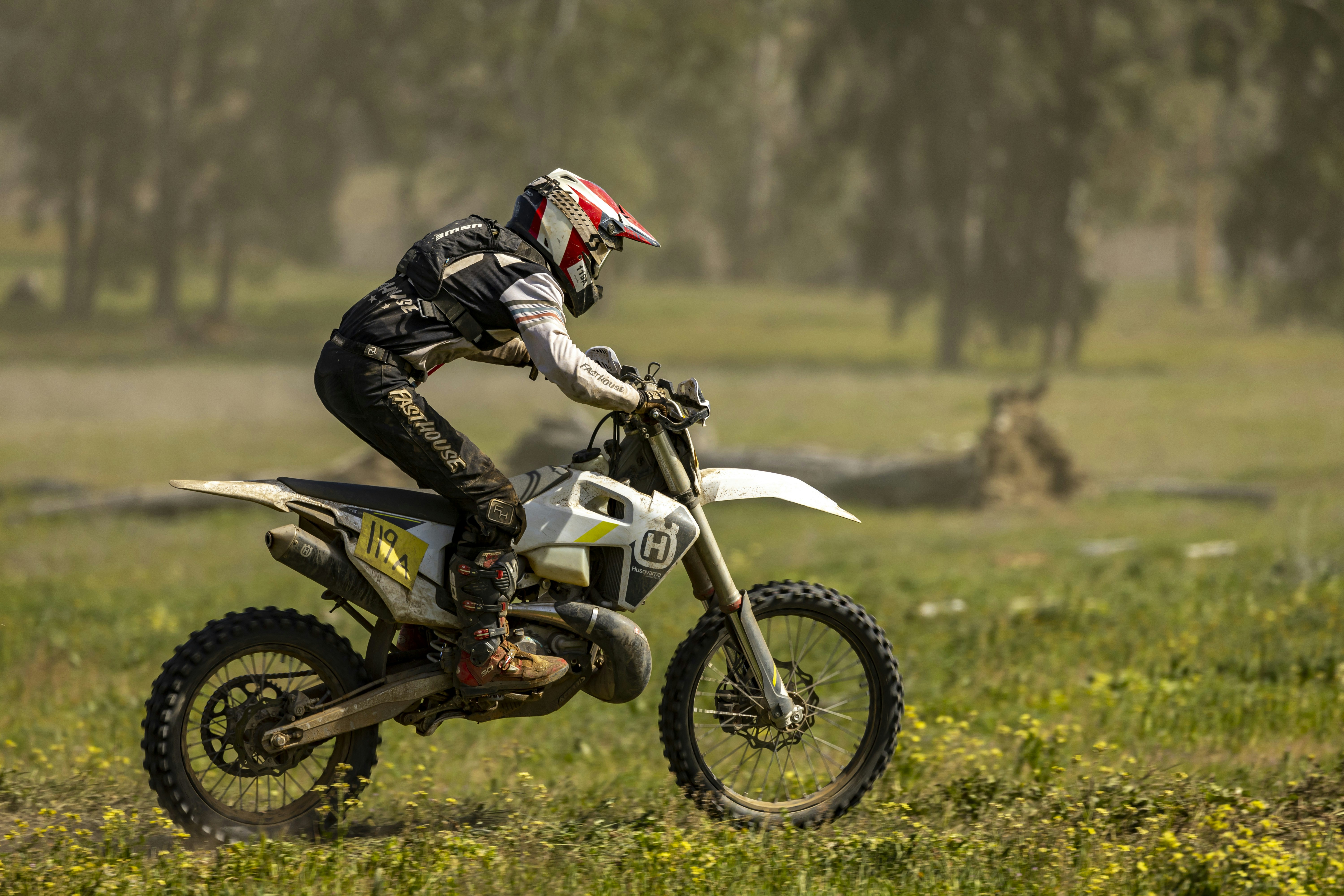 Une personne conduisant une motocyclette photo – Photo Moto tout ...