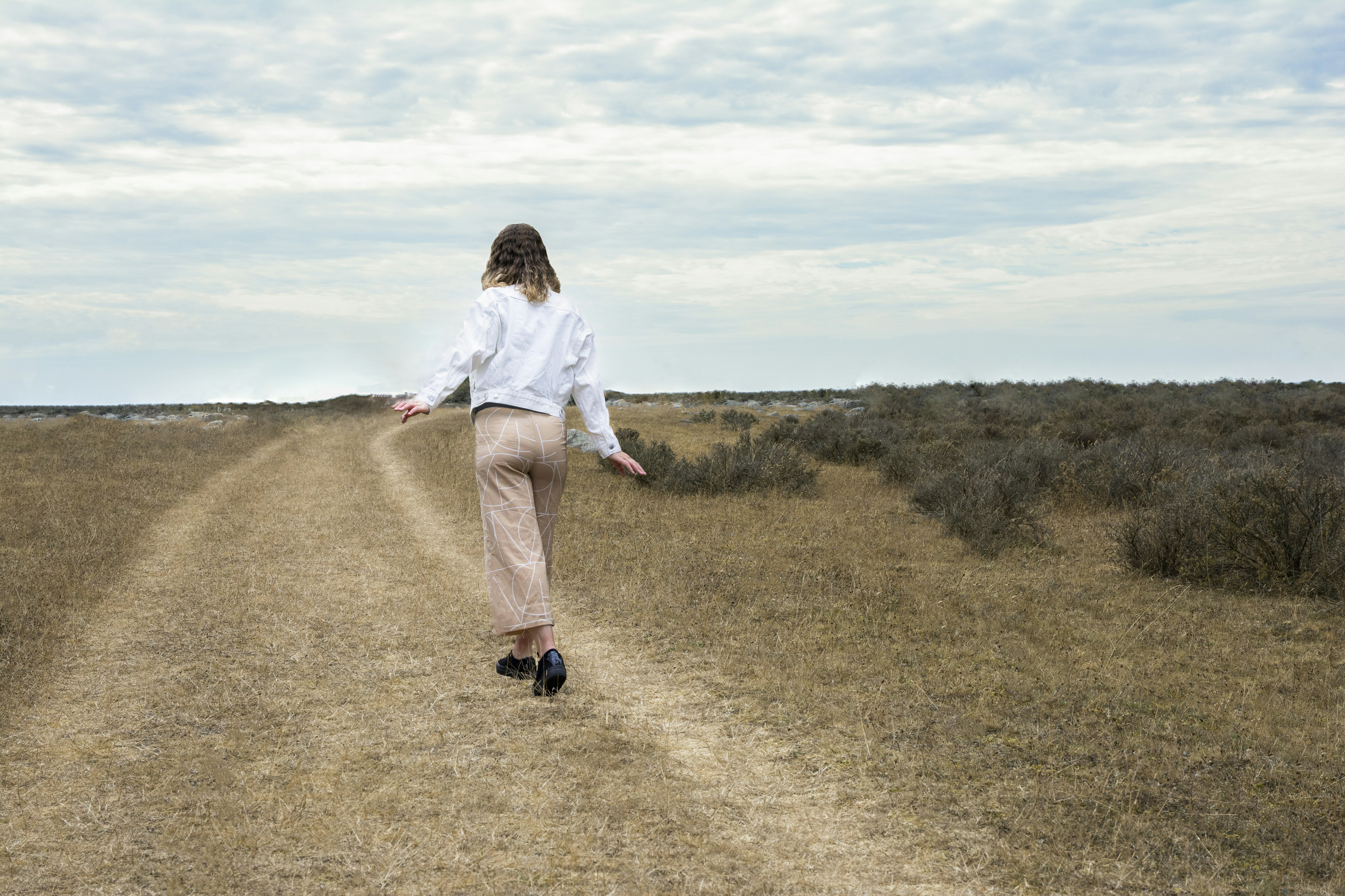 Un homme marchant dans un champ photo – Image gratuite de La Suède sur ...