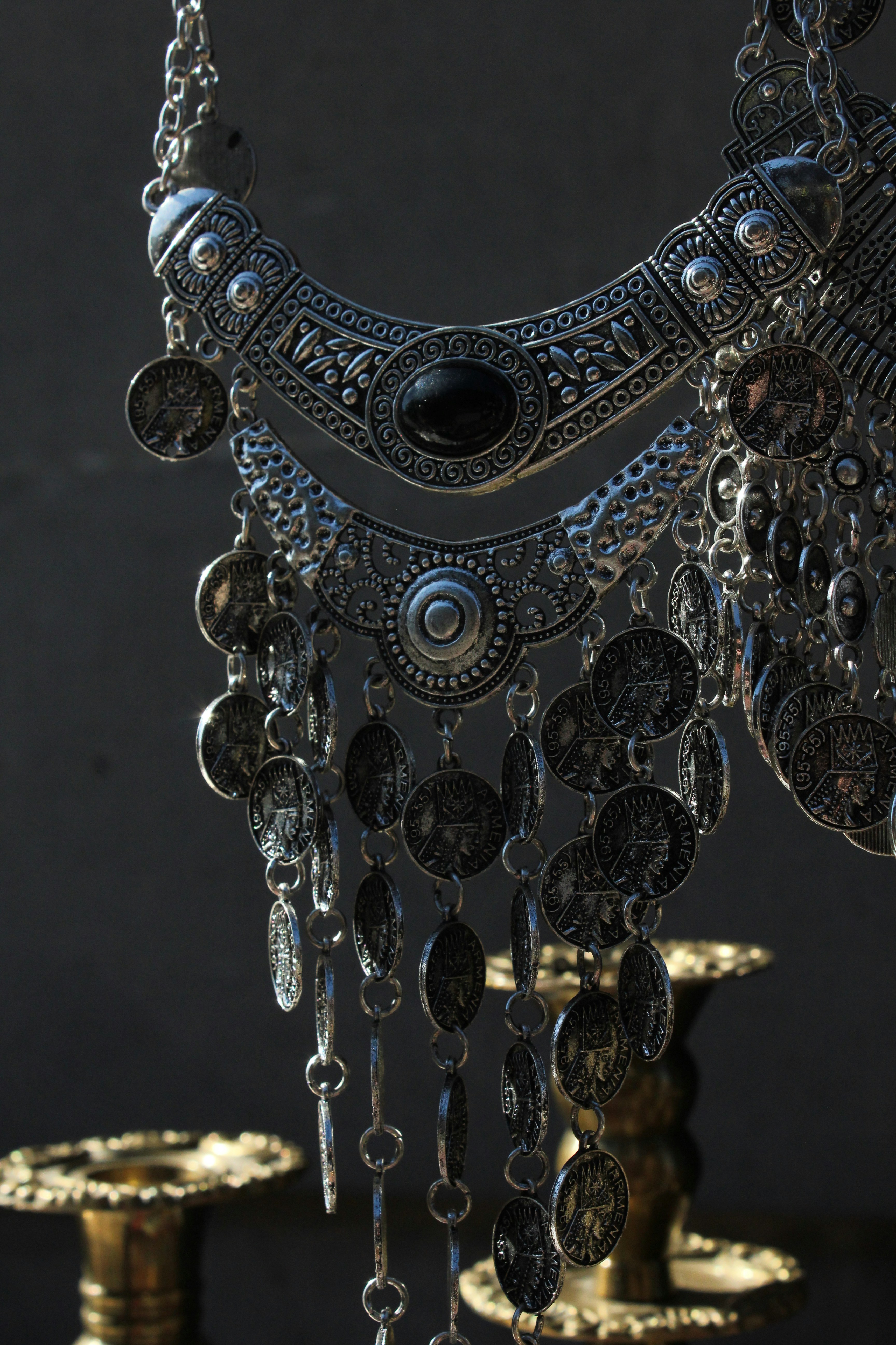 Foto Un primer plano de un collar – Imagen Candelabro gratis en Unsplash