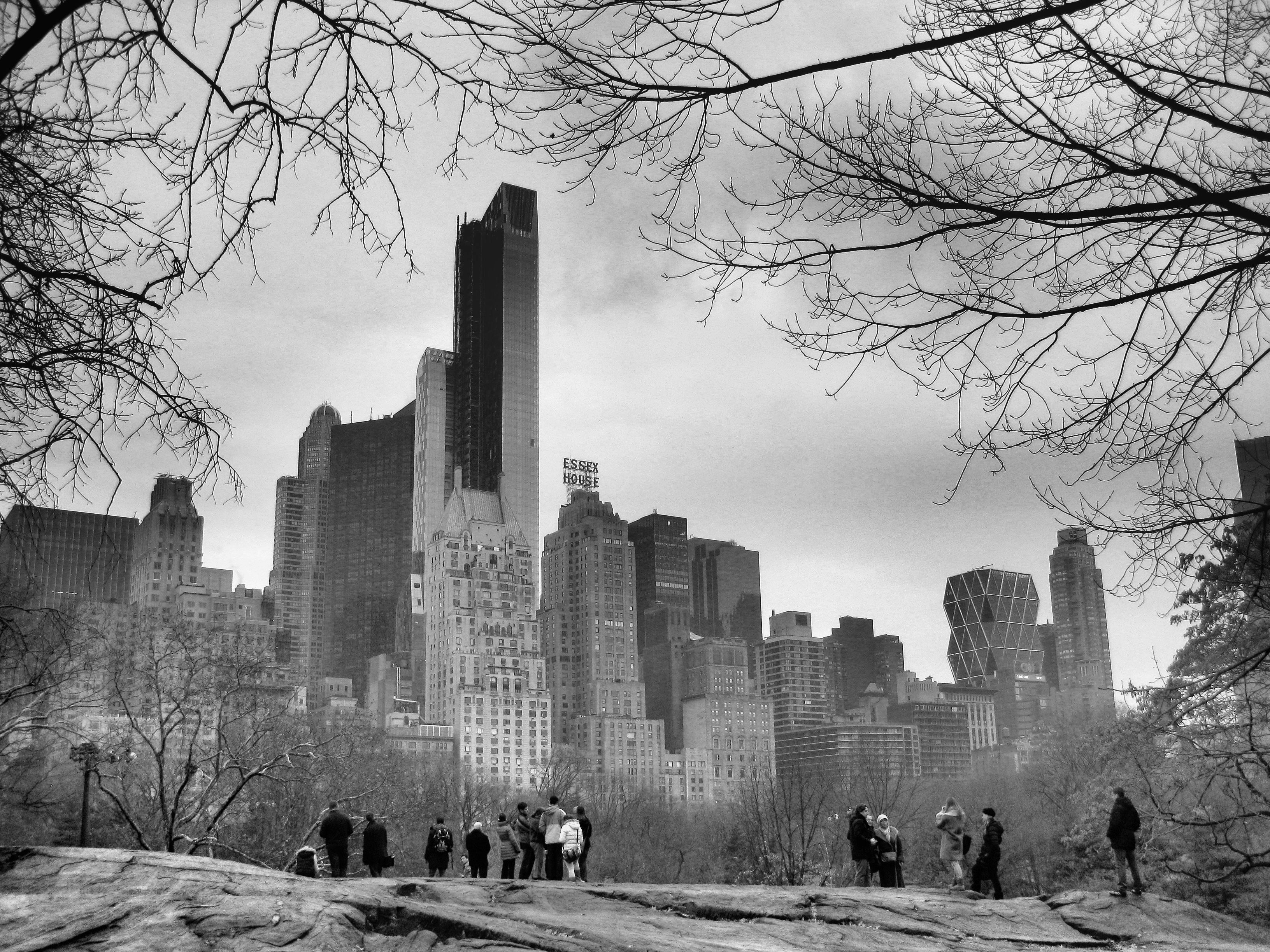 Monochrome Skyline Walk: Footpaths Beneath the Tall City