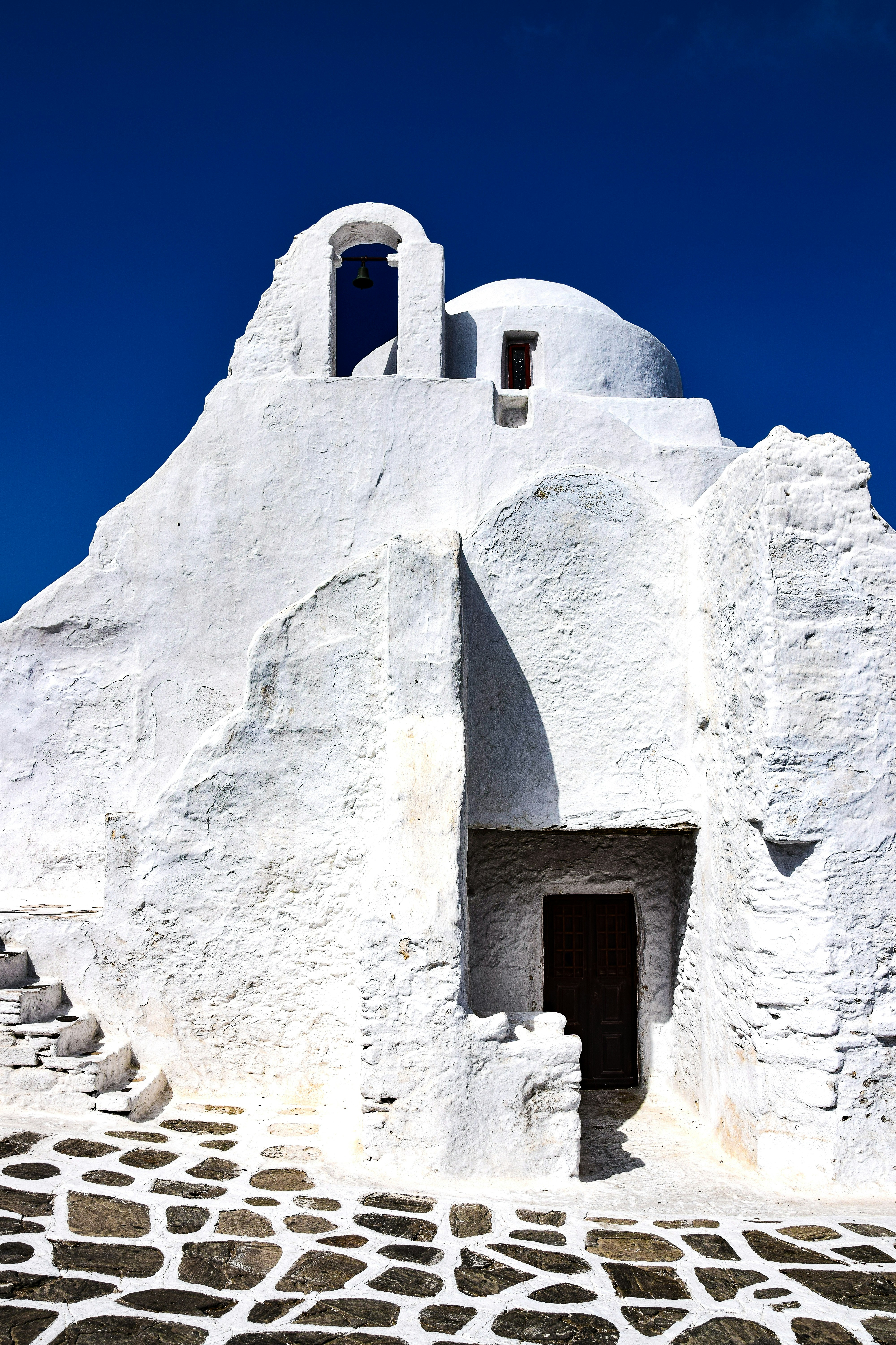 A stone building with a door photo – Free Mykonos Image on Unsplash