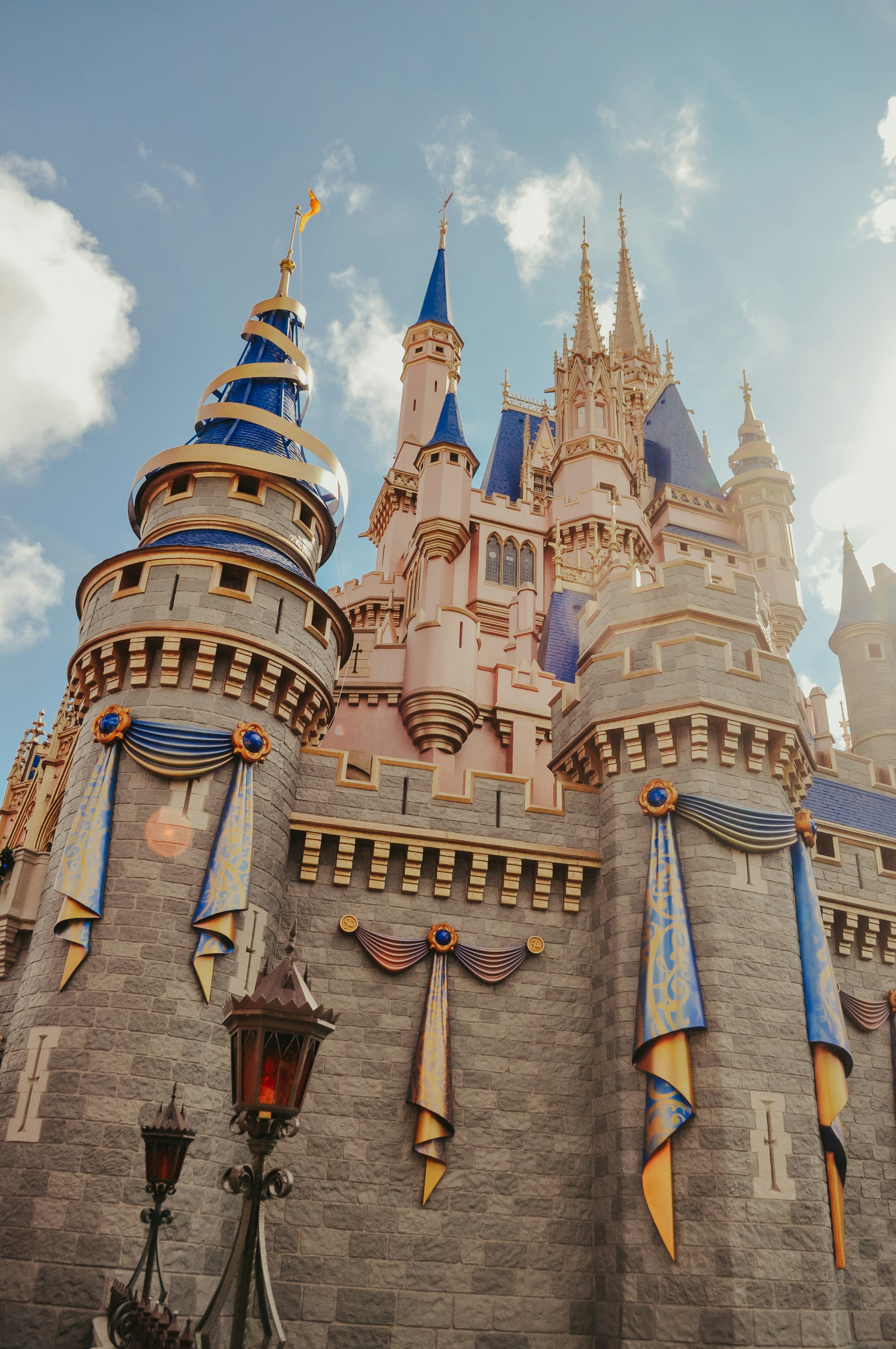 Foto Un castillo con banderas azules y blancas – Imagen Divertida ...