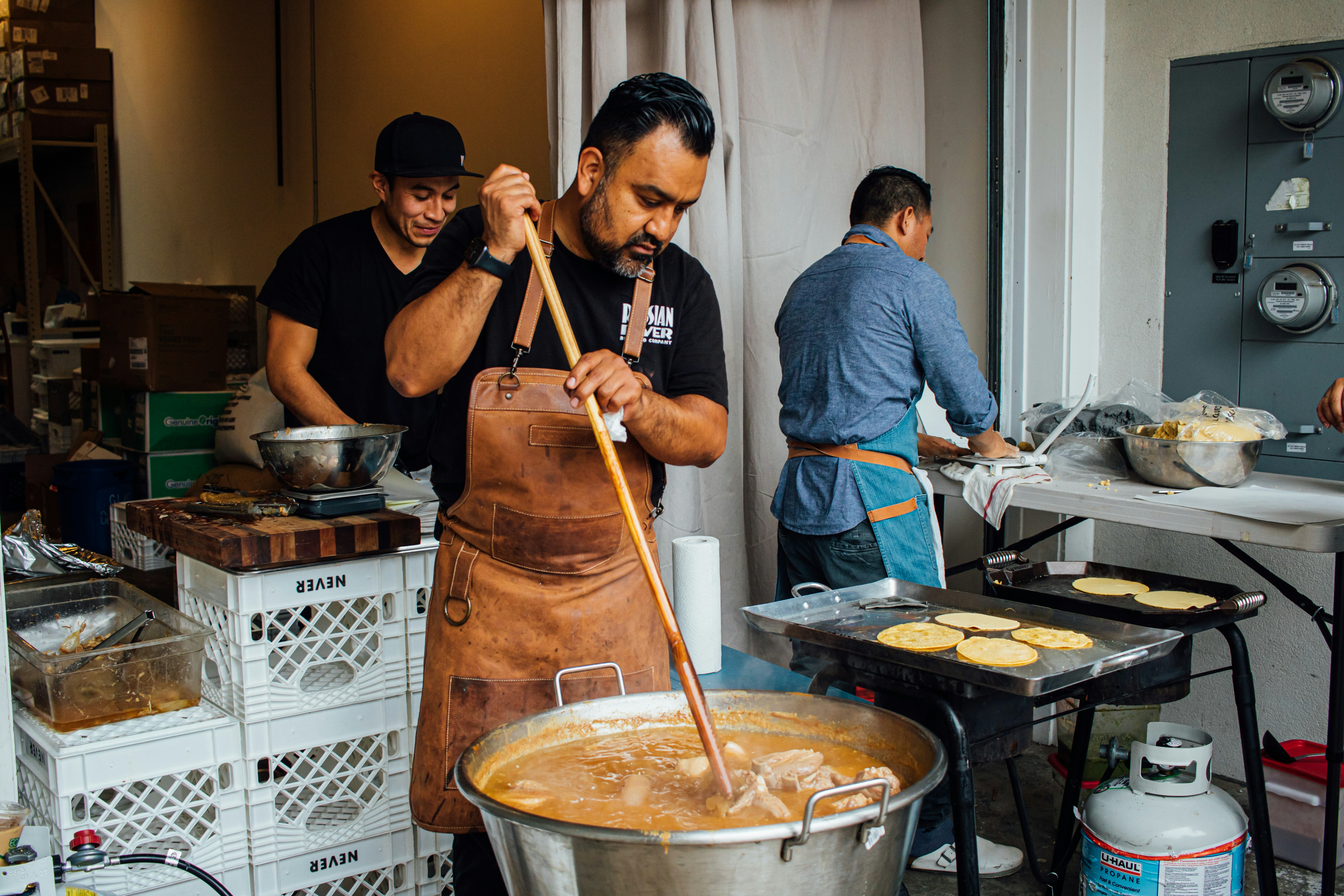 A person cooking food in a kitchen photo – Free Cooking Image on Unsplash