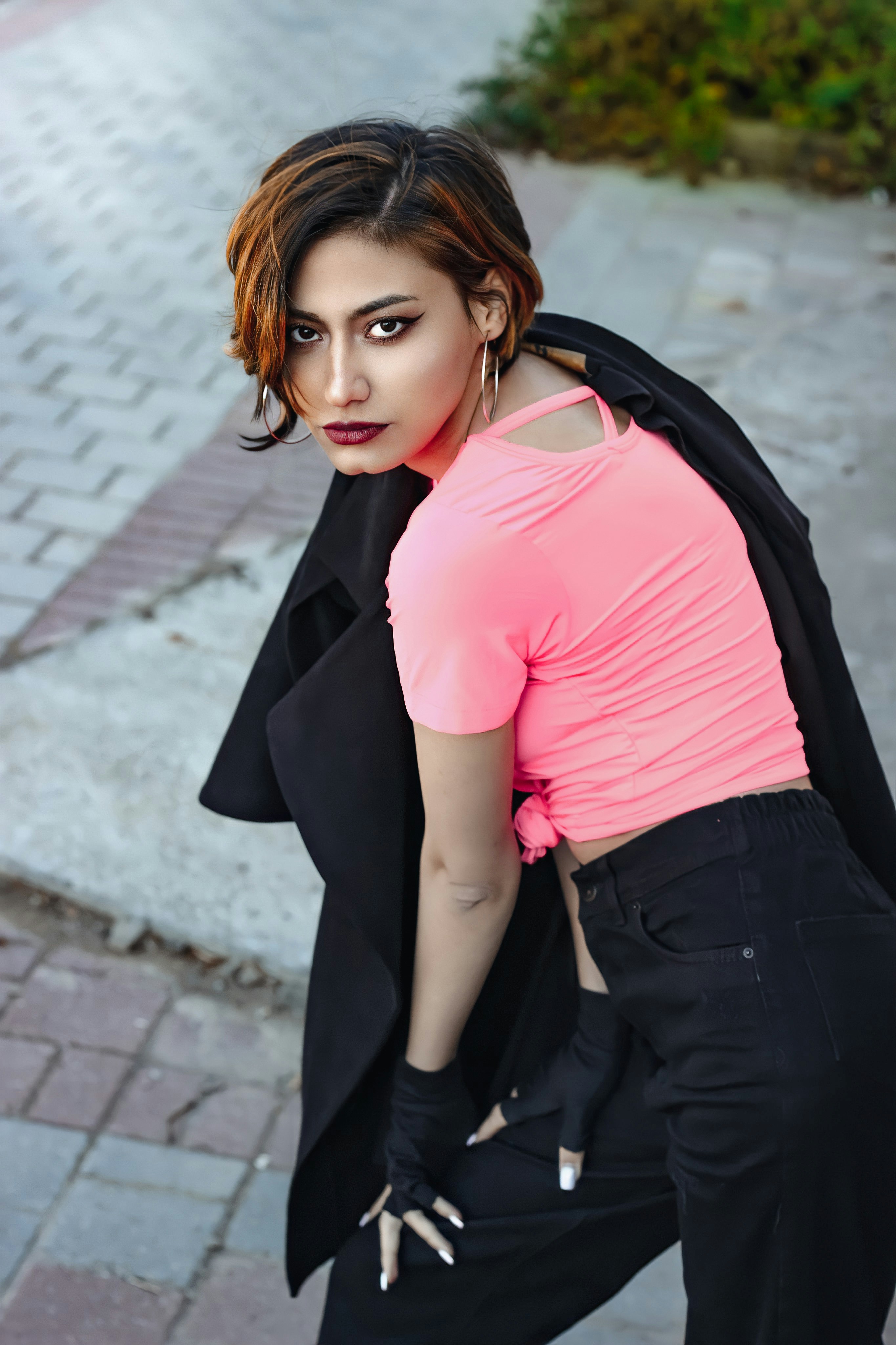 Una mujer con una prenda foto – Imagen de Tabriz gratuita en Unsplash