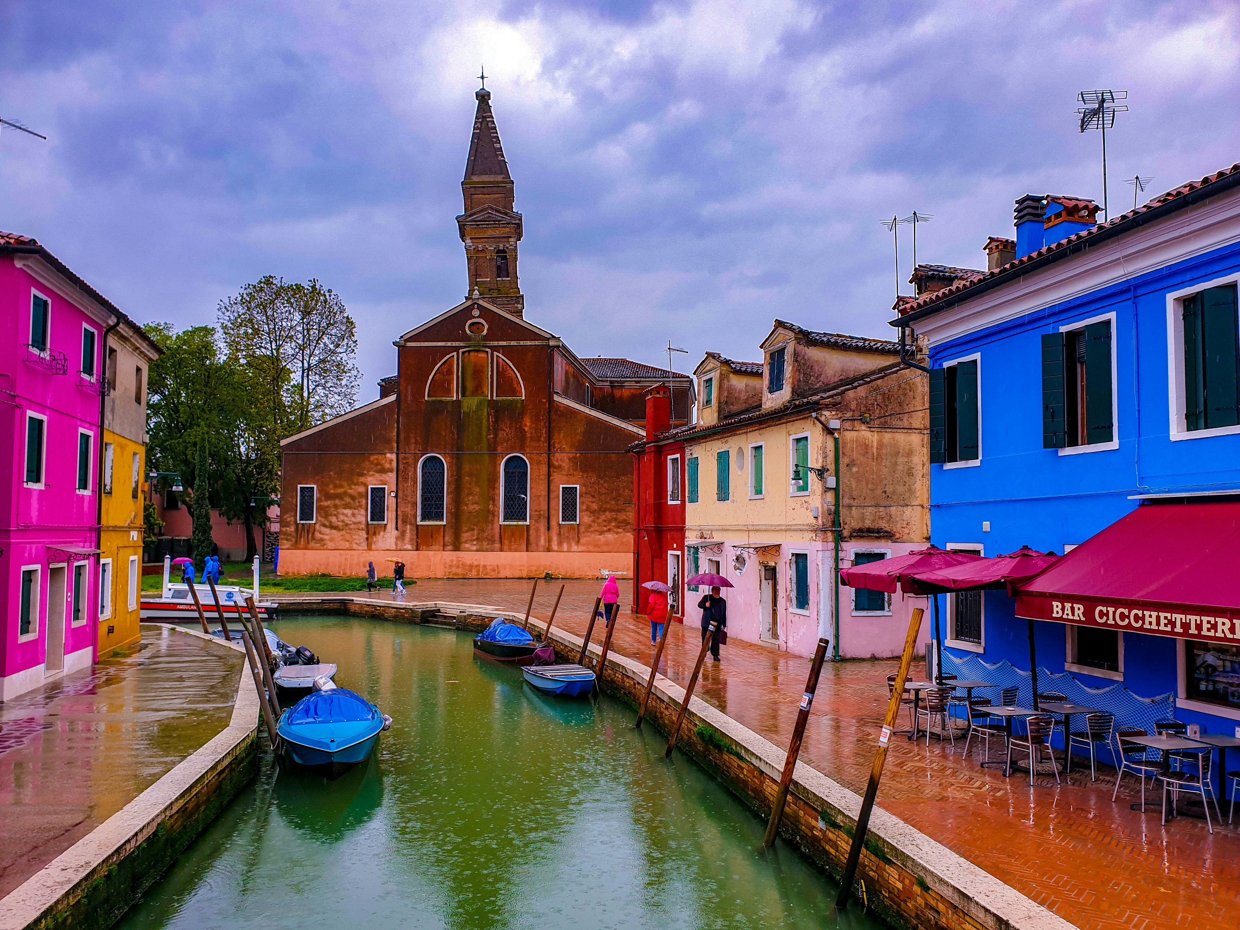 Vibrant canal stagger: a sunlit Italian-inspired square with colorful facades