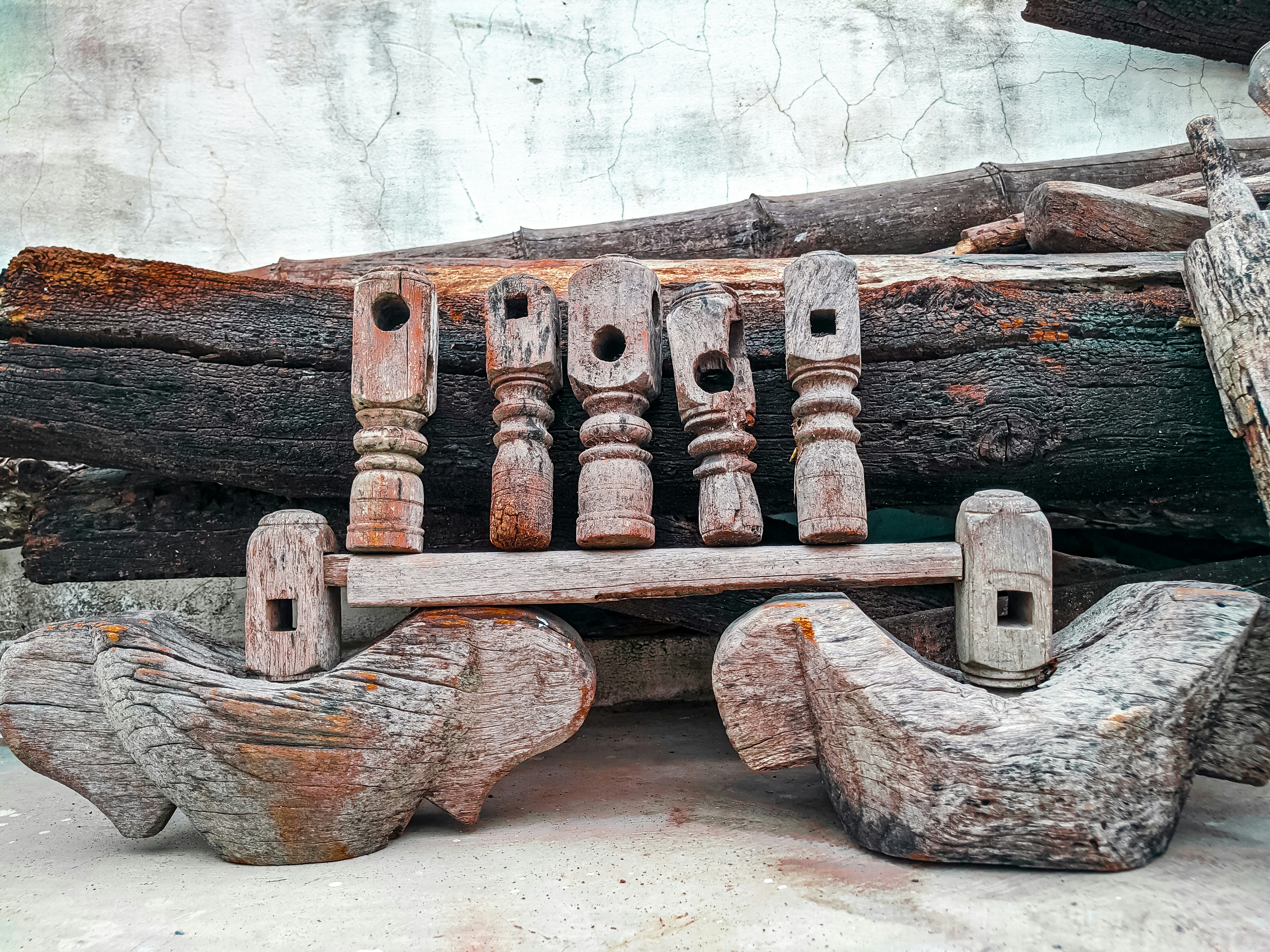 A wooden structure with a few logs photo – Free Wood Image on Unsplash