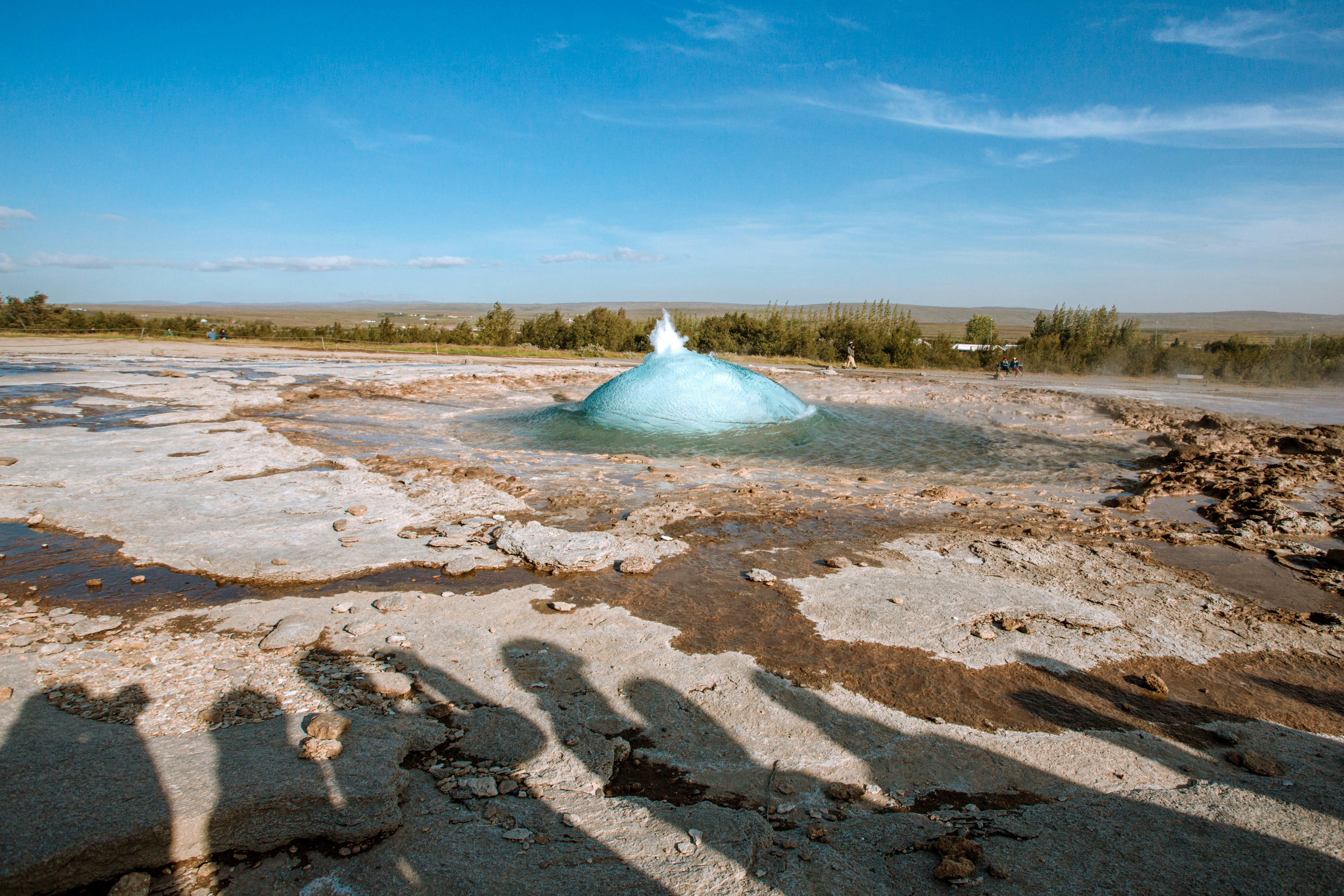 A large puddle of water in a field photo – Free Nature Image on Unsplash