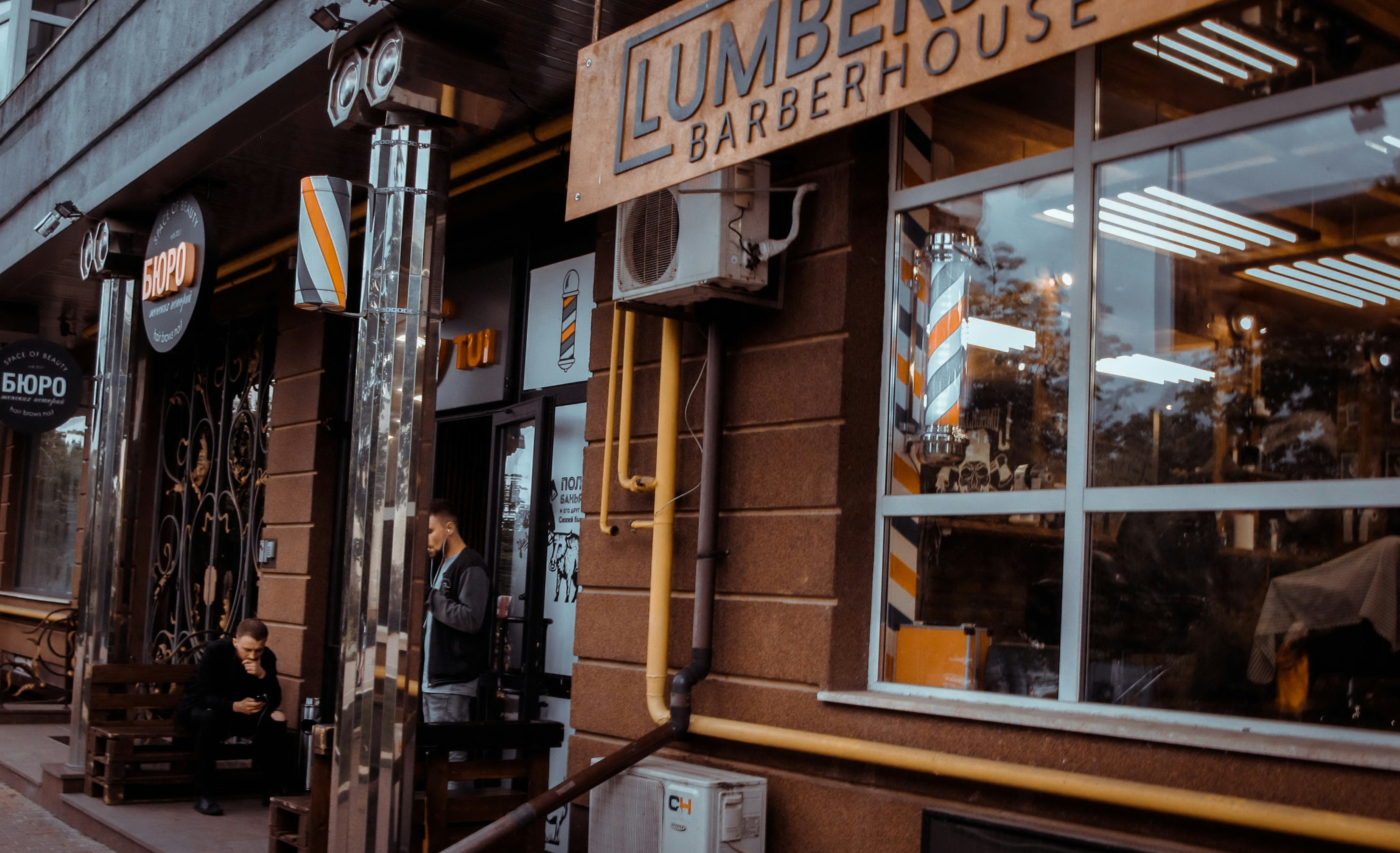Barber Shop Neon Echoes at Sunset Street