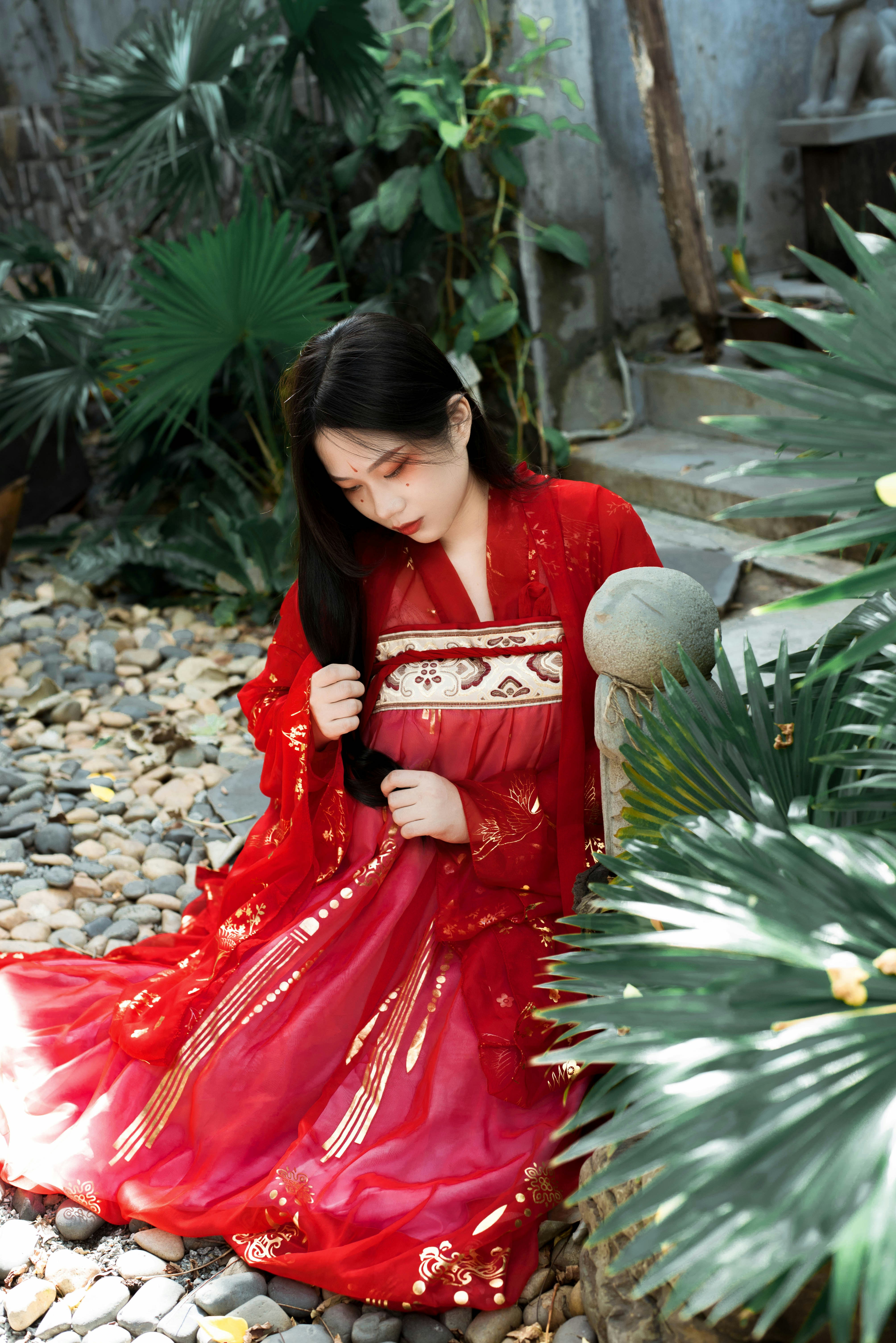 Une personne en robe rouge photo – Photo Robe Gratuite sur Unsplash