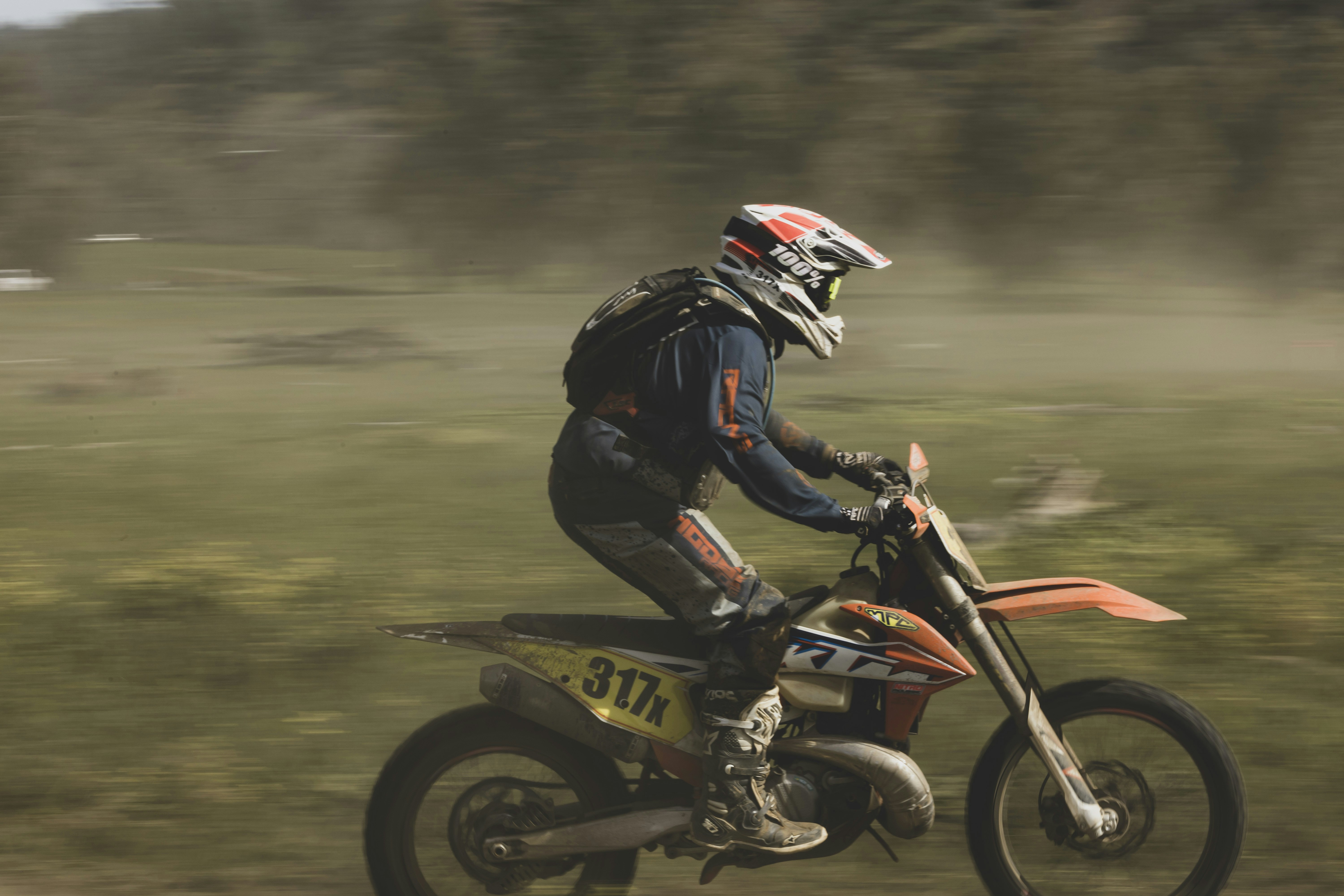 Un hombre montando una motocicleta foto – Imagen de Moto de cross ...