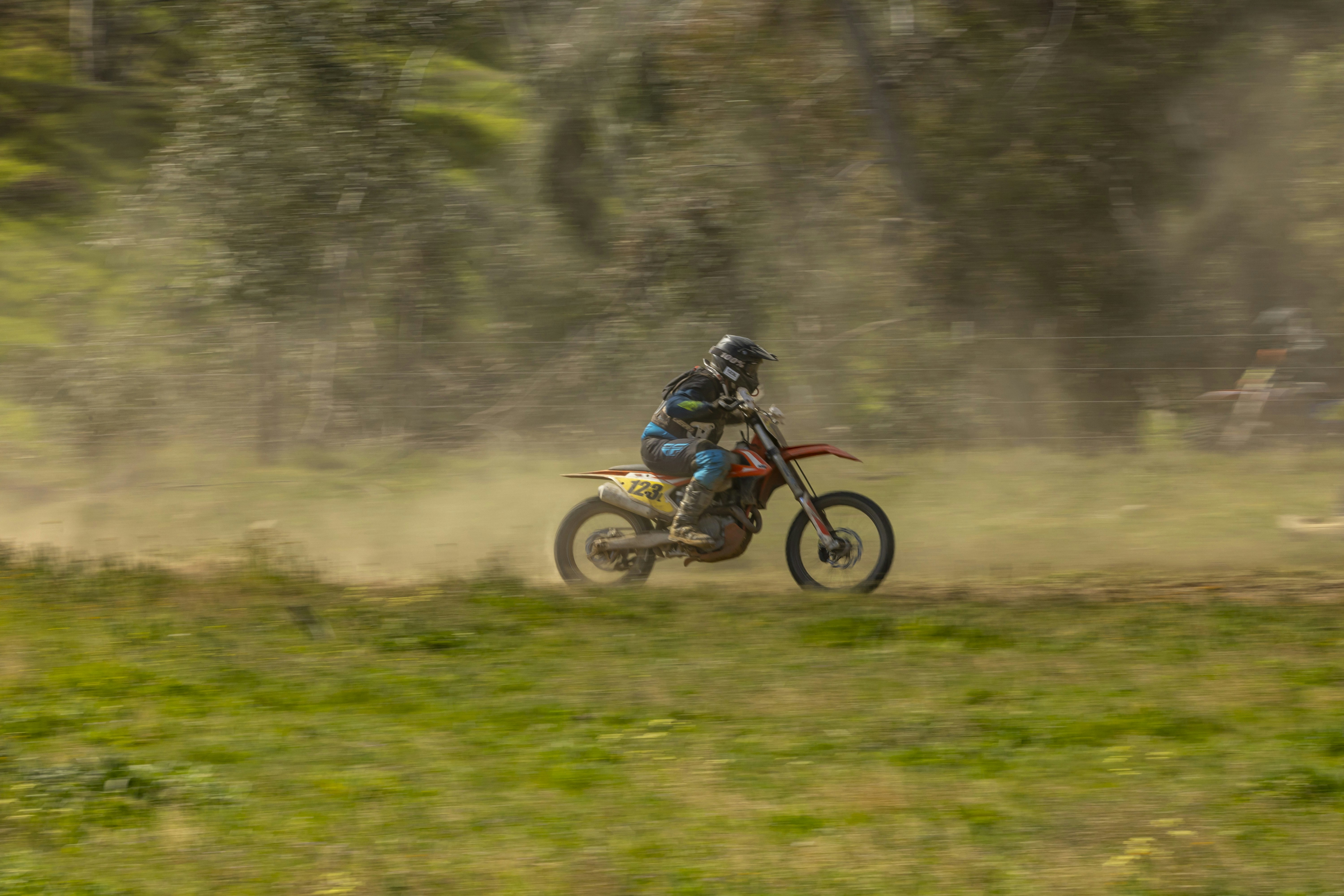 Une personne conduisant une motocyclette photo – Photo Moto cross ...
