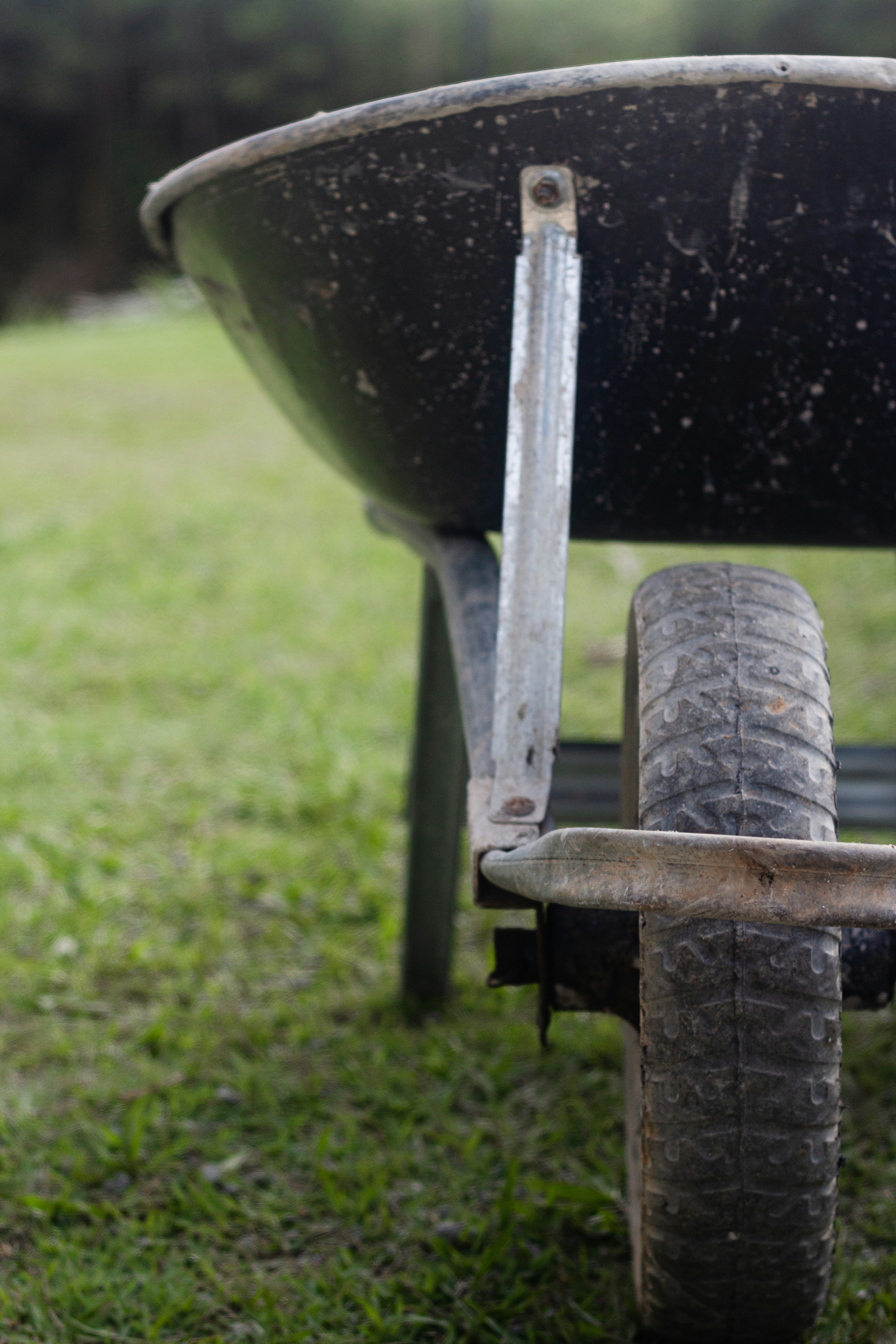 A black metal object with wheels photo – Free Wheelbarrow Image on Unsplash