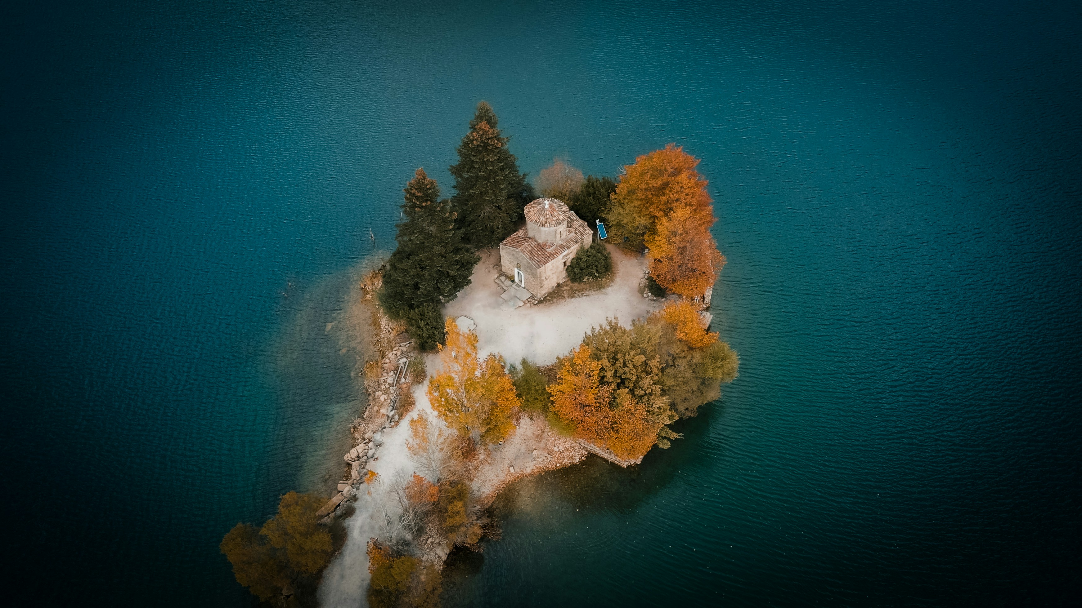 A large explosion in the ocean photo – Free Lake doxa Image on Unsplash