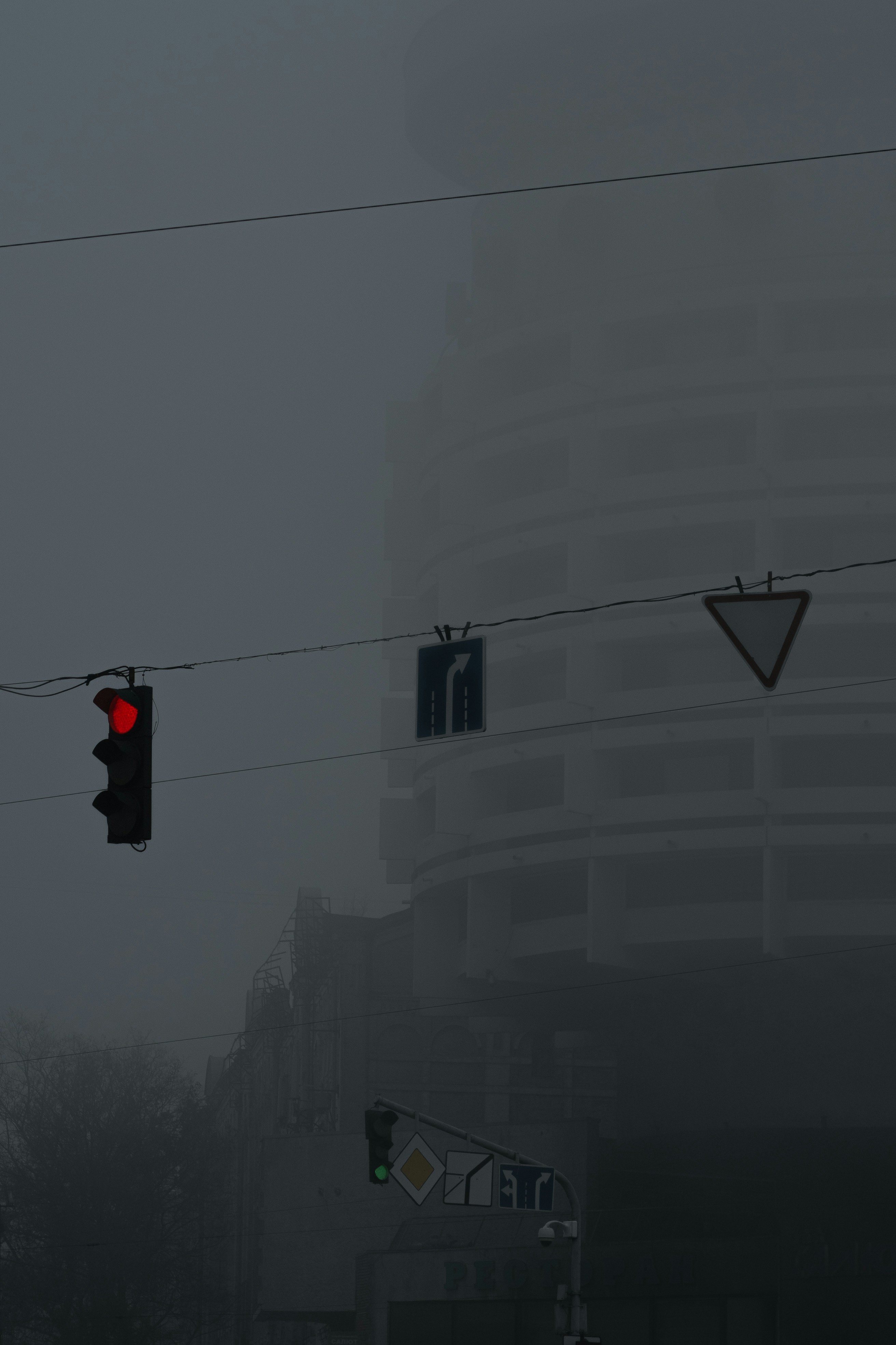 A traffic light towers over a city photo – Free Light Image on Unsplash