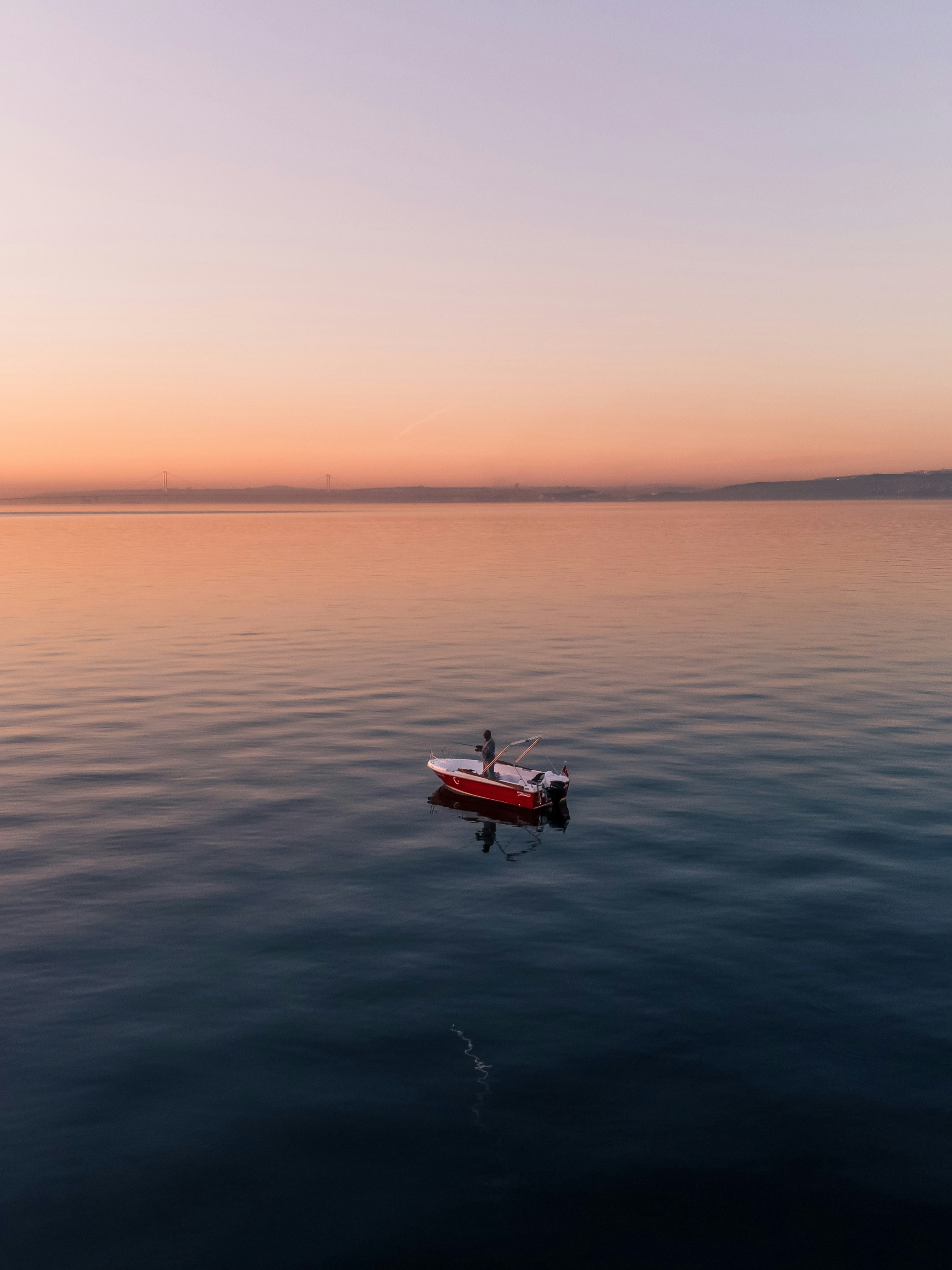 Foto zum Thema Ein Boot im Wasser – Kostenloses Bild zu Horizont auf ...
