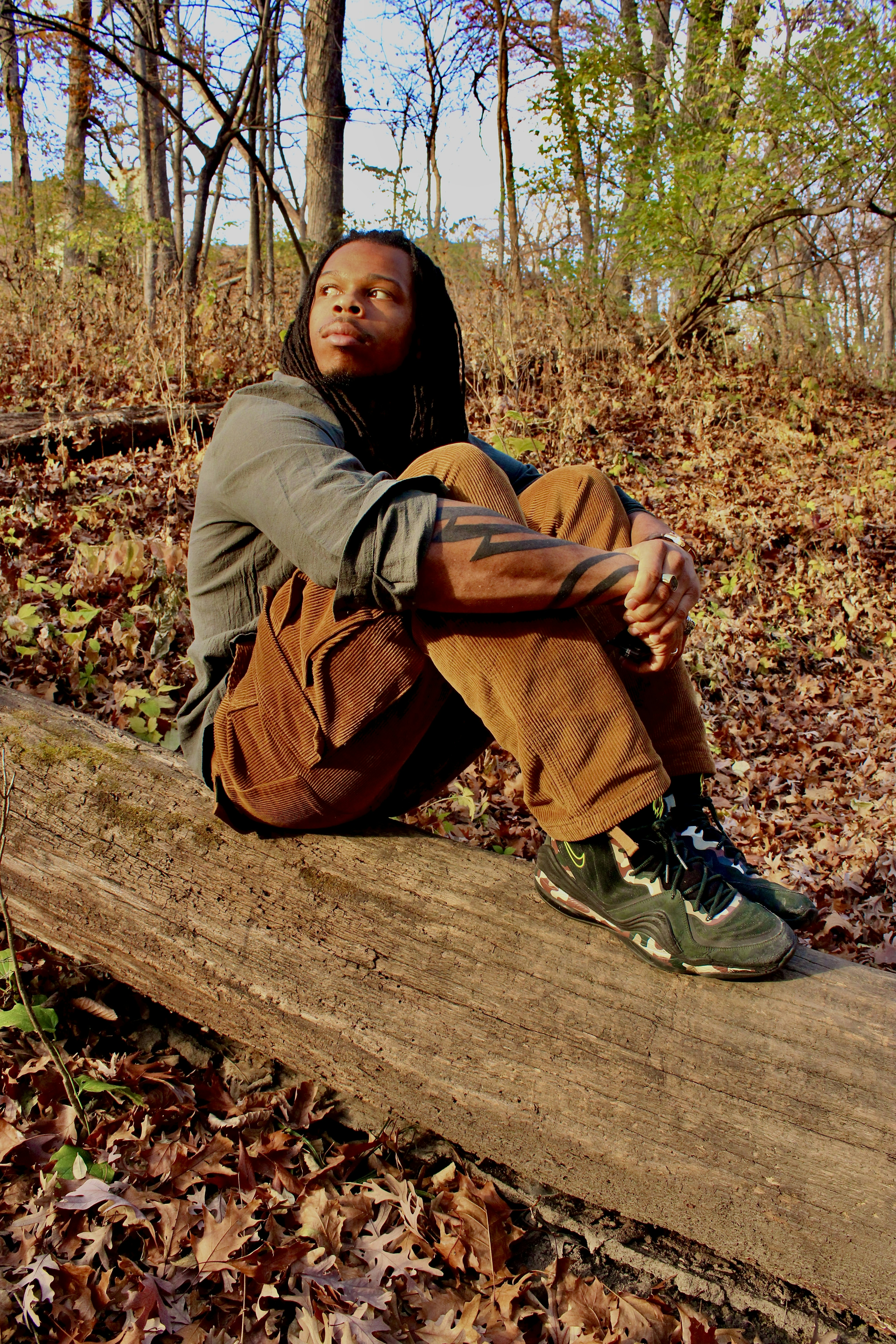 A person sitting on a log photo – Free Sitting Image on Unsplash