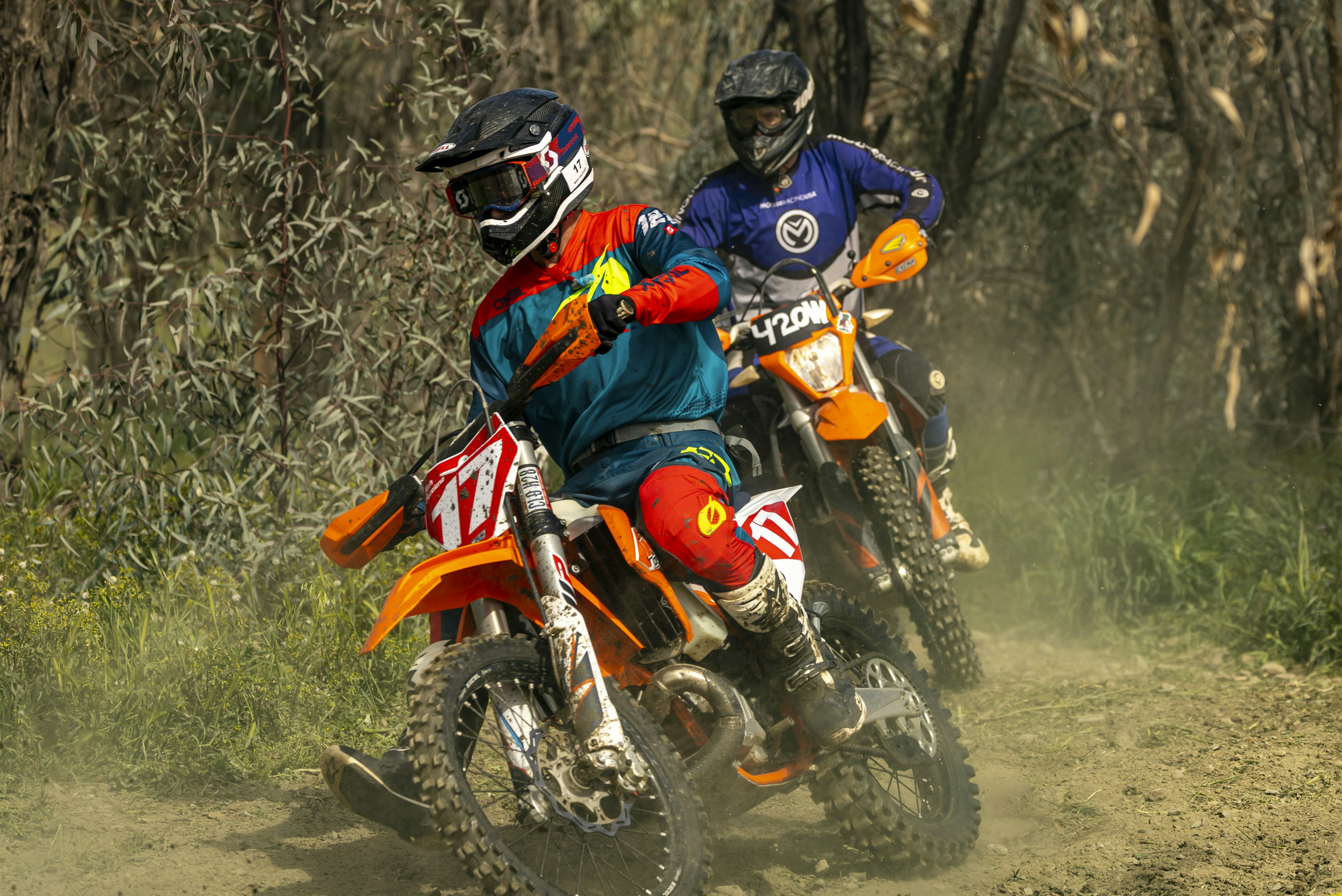 Zwei Personen, die Dirt Bikes fahren Foto – Kostenloses Bild zum Thema ...