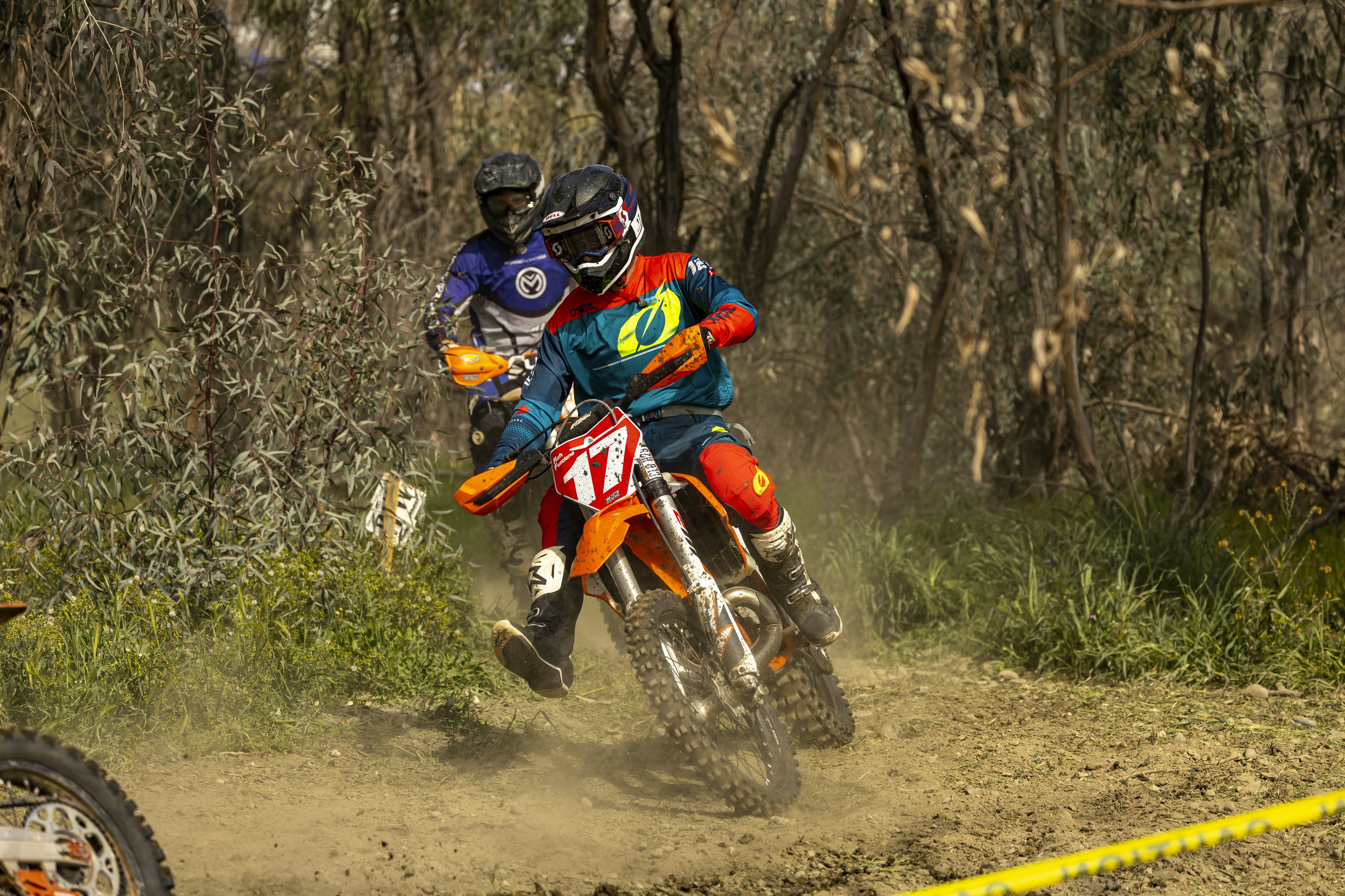 Foto Dos personas montando motos de cross – Imagen Vehículo gratis en ...