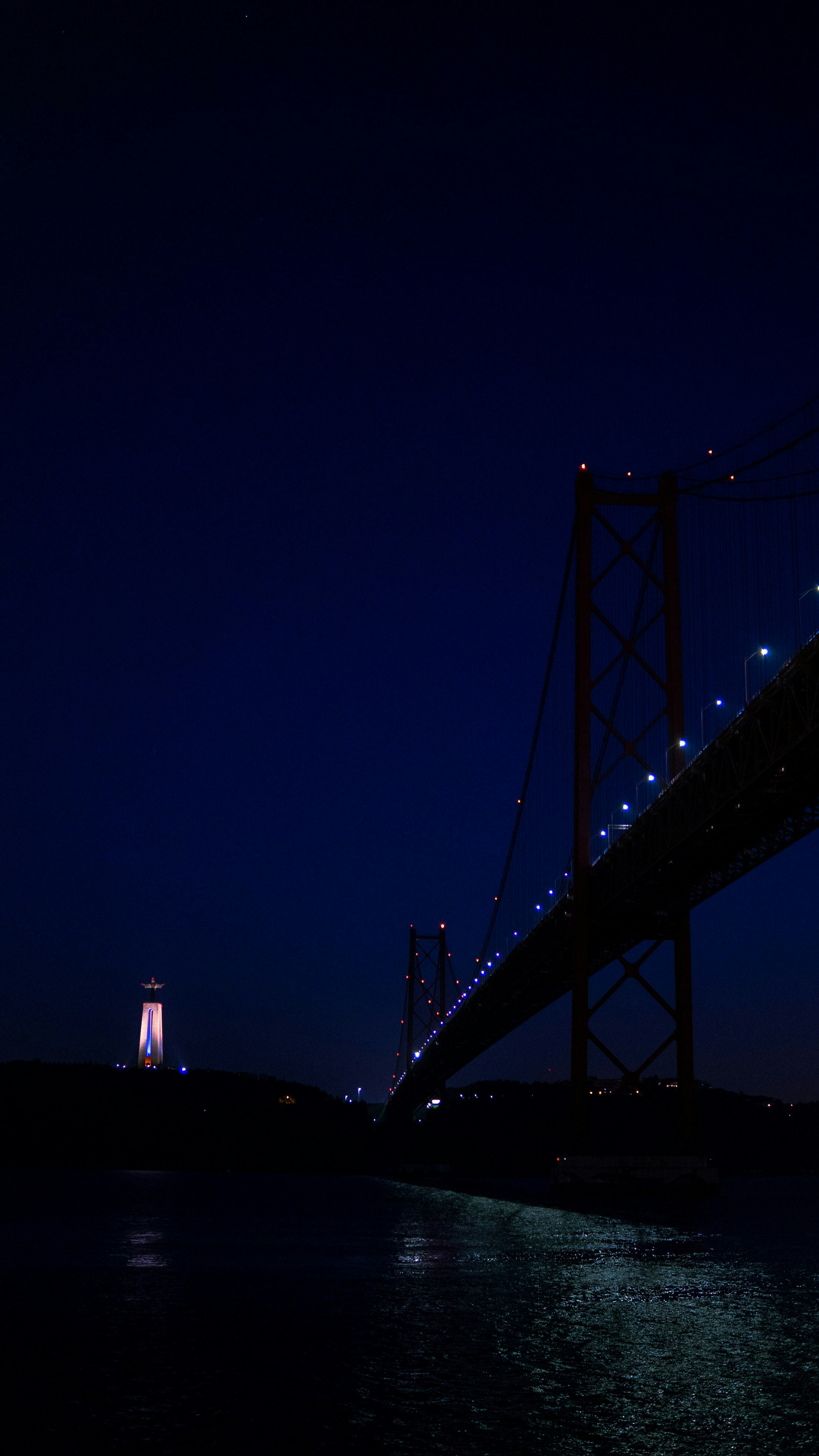 Un pont avec des lumières la nuit photo – Photo Pont Gratuite sur Unsplash