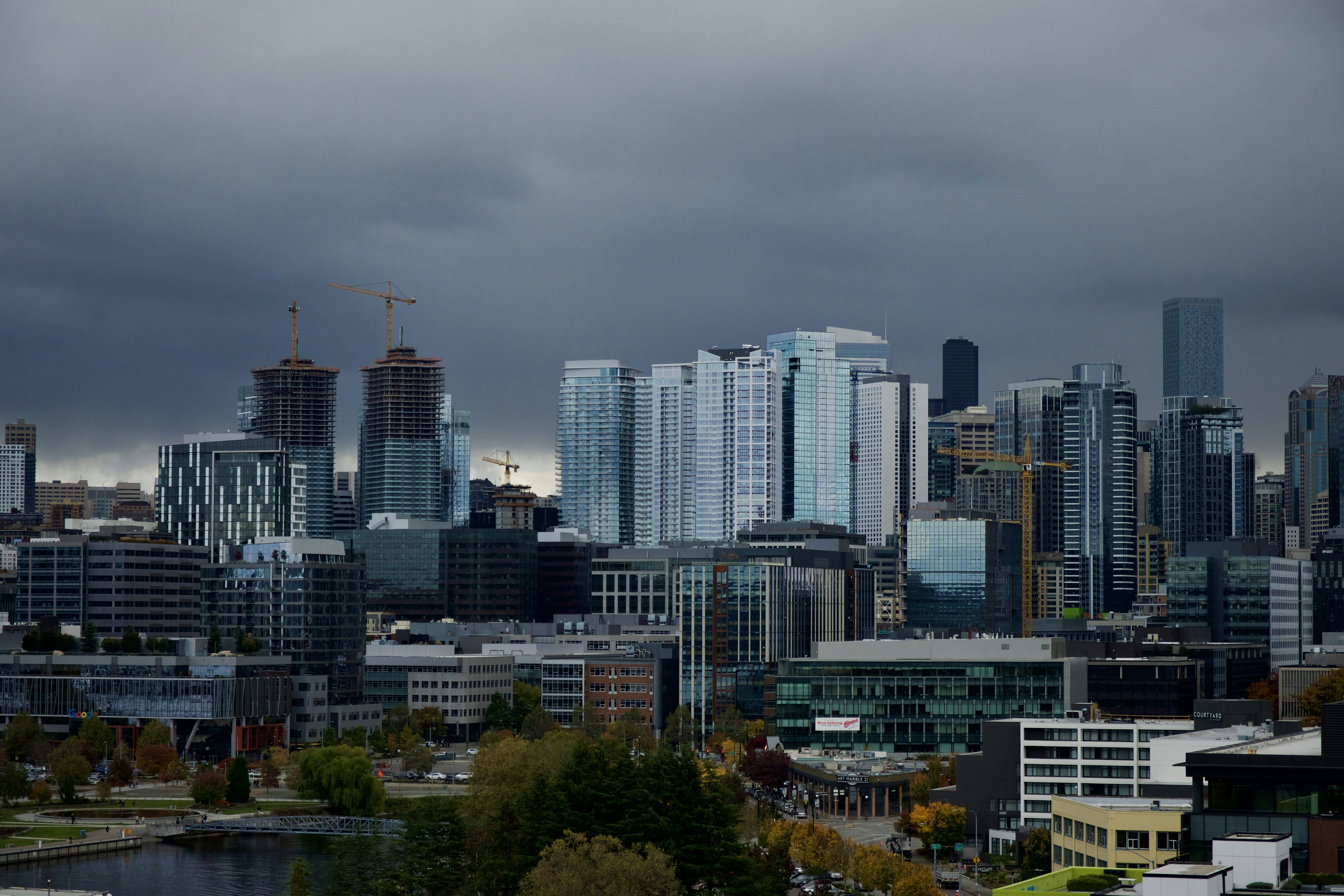 Foto Una ciudad con edificios altos – Imagen Seattle gratis en Unsplash